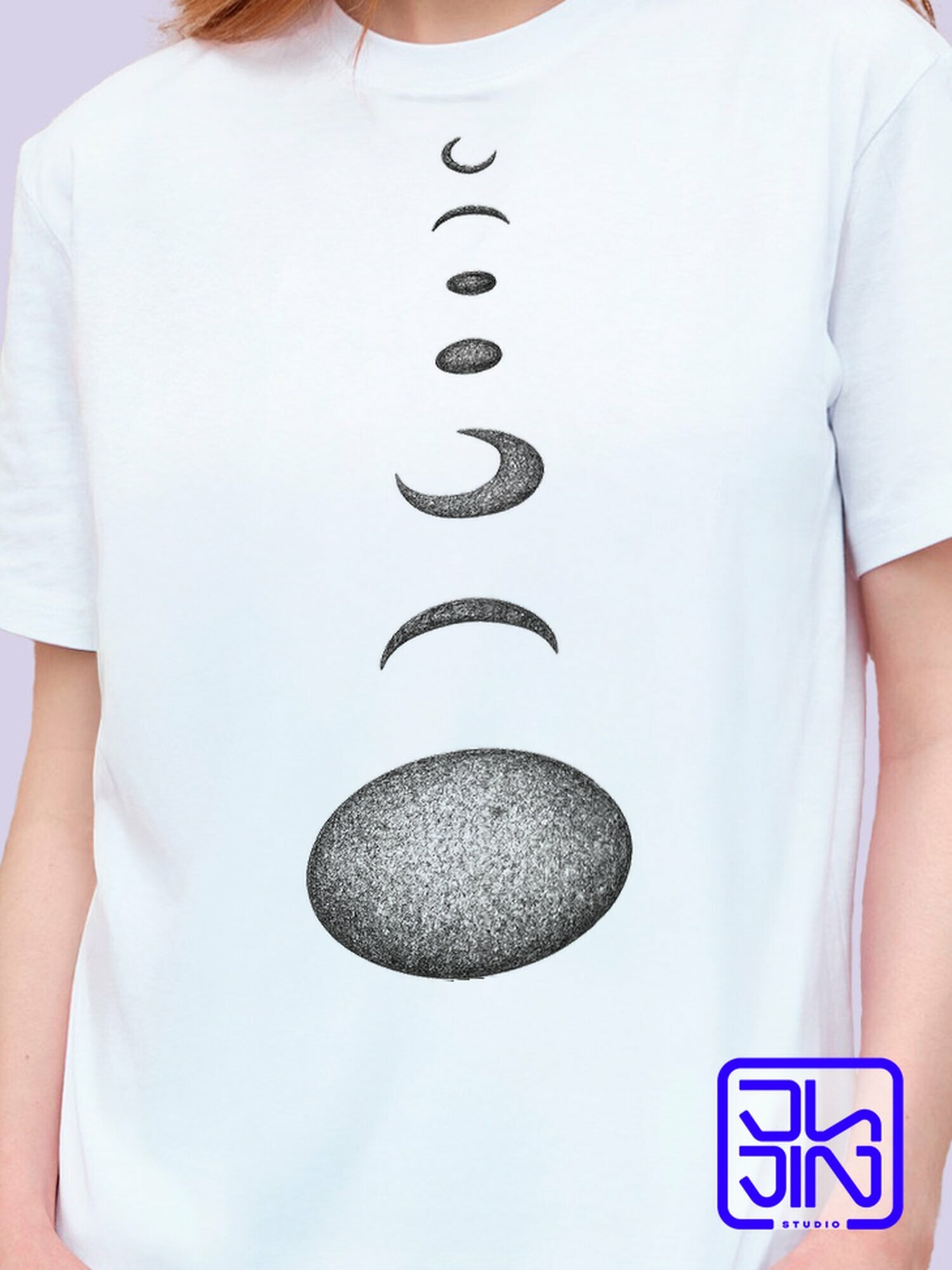 Футболка классическая женская с авторским принтом Минималистичная черно-белая абстрактная композиция с луной и элементами космоса, белый хлопковый трикотаж с прикольным рисунком на груди