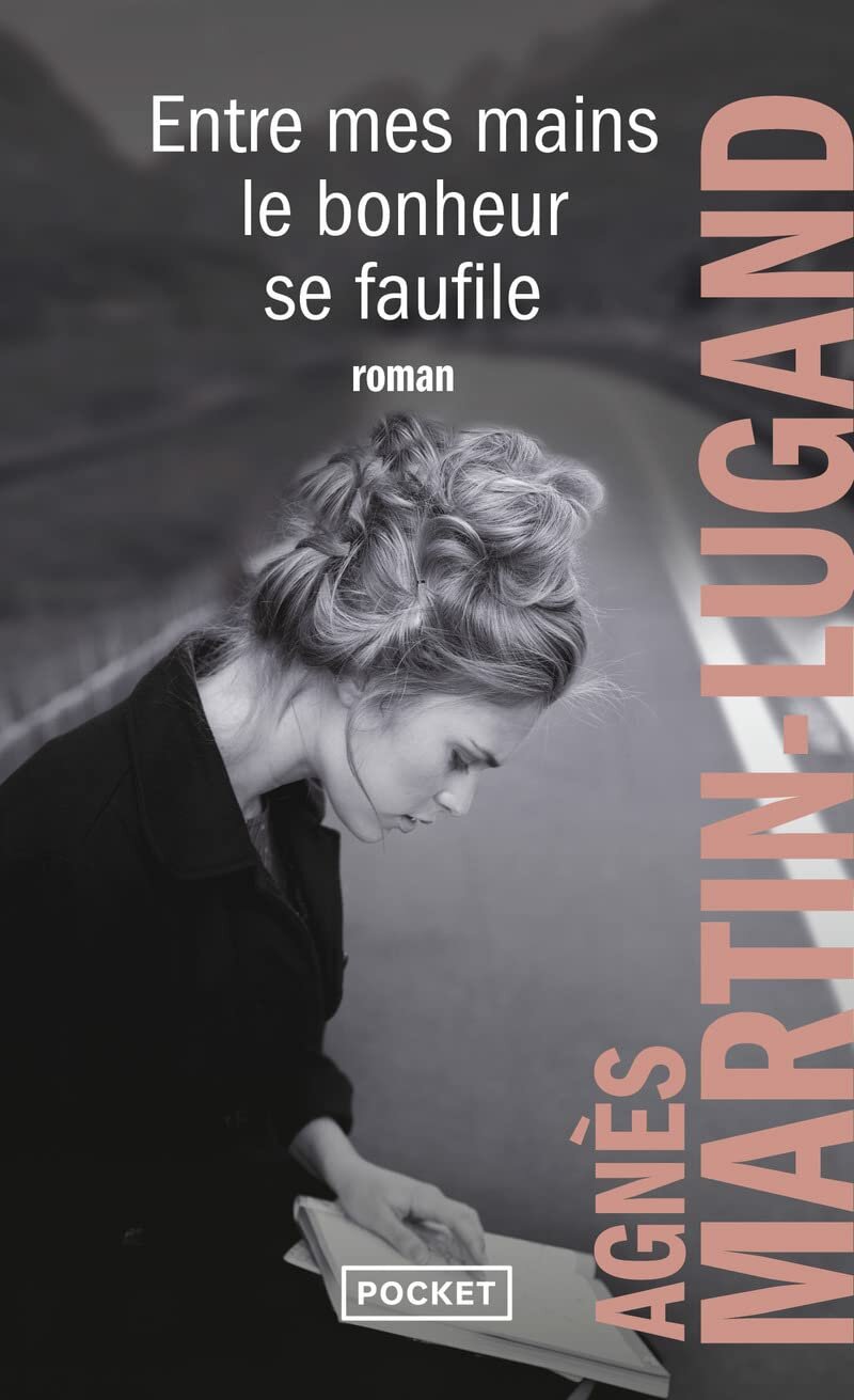 Entre mes mains le bonheur se faufile / Martin-Lugand A. (книга на английском)