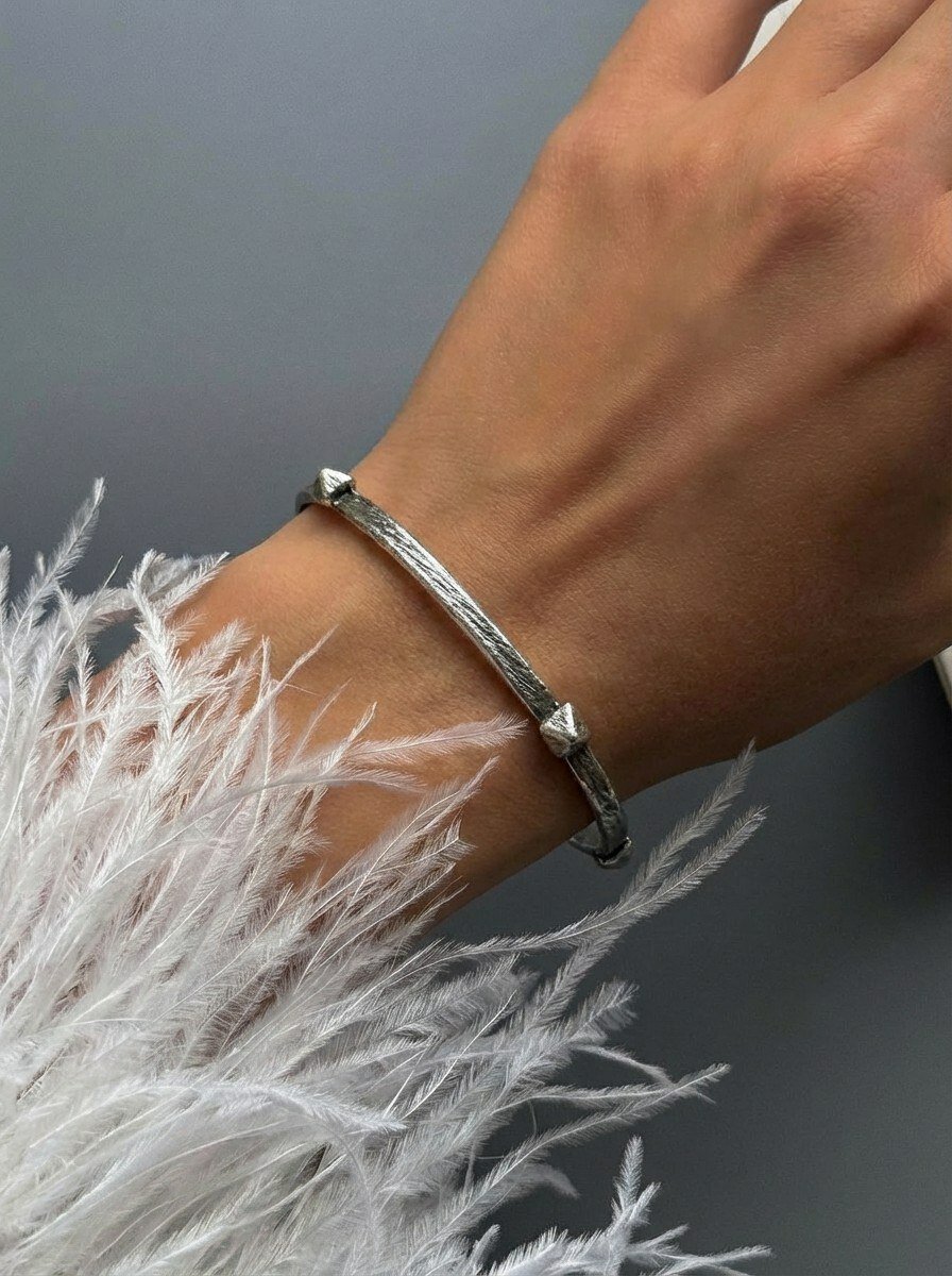 Жесткий браслет