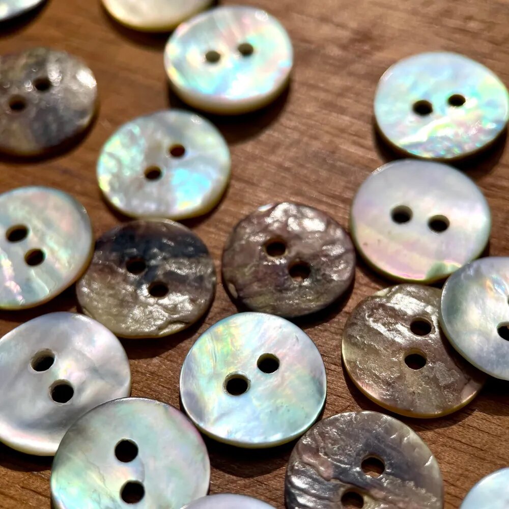 Пуговицы из ракушек натурального жемчуга 12,5 мм, 10 шт. Набор для рукоделия и дизайна одежды. Природные перламутровые пуговицы для творчества.
