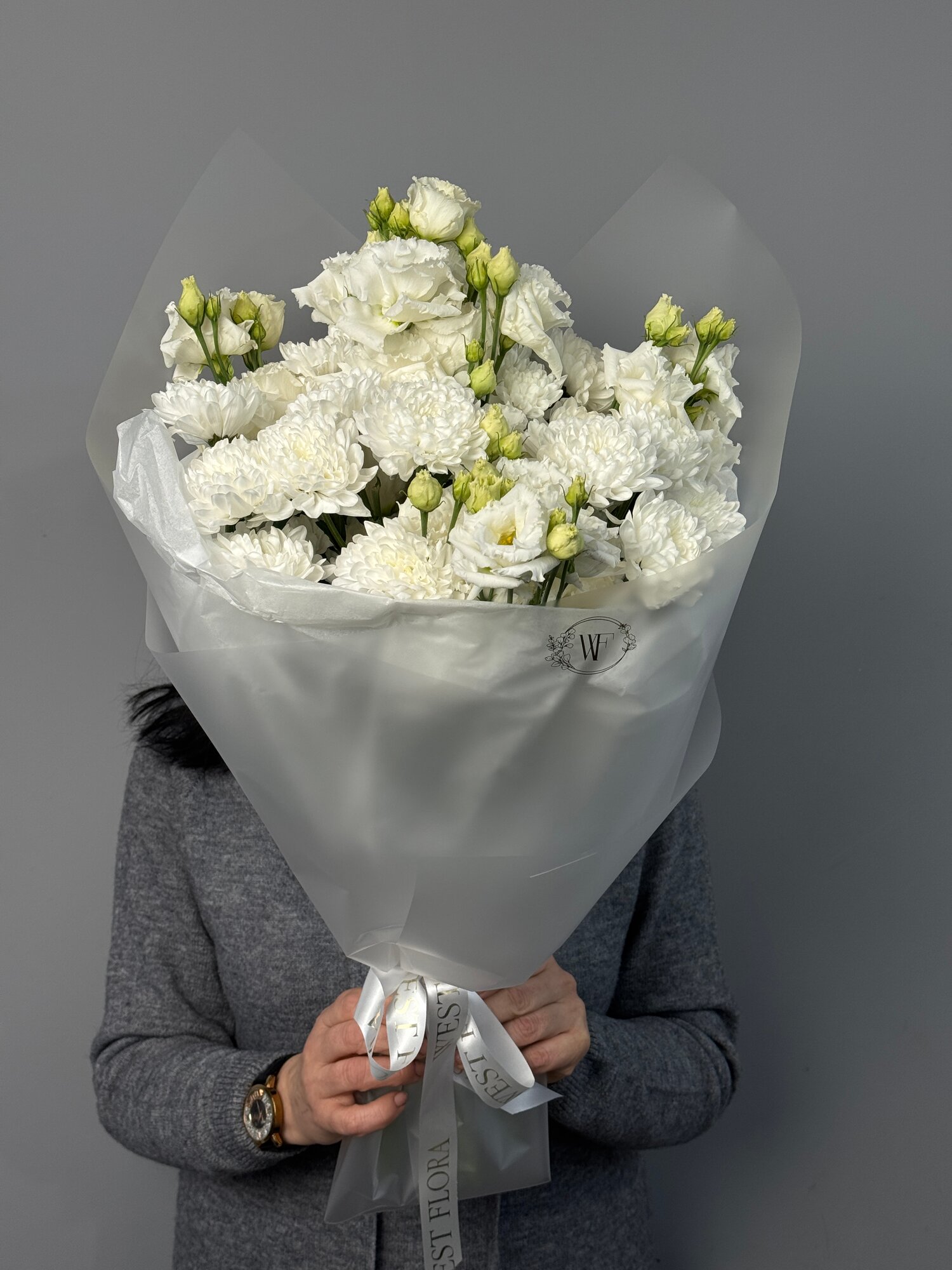 WEST FLORA Белая нежность: букет из хризантем и эустом – купить с доставкой недорого