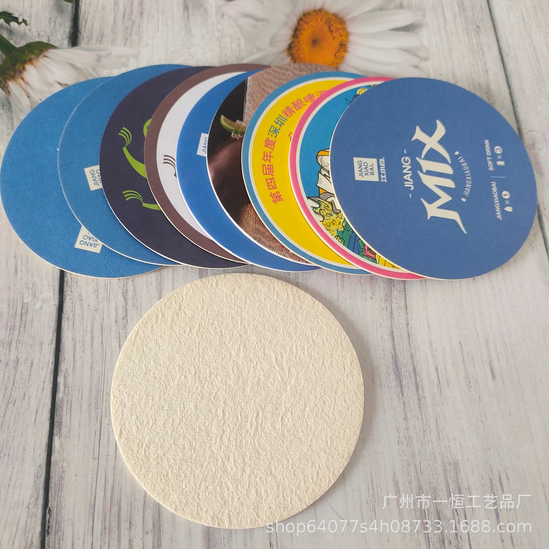 Производитель поставляет впитывающие бумажные подставки, пробковые подставки, МДФ подставки, EVA подставки, бумажные подставки для пива и баров