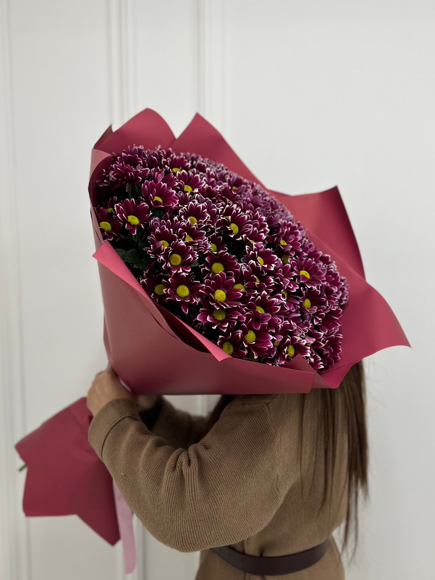 Гламелия цветы Тихая Страсть: вертикальная композиция из 21 красной хризантемы – заказать с доставкой