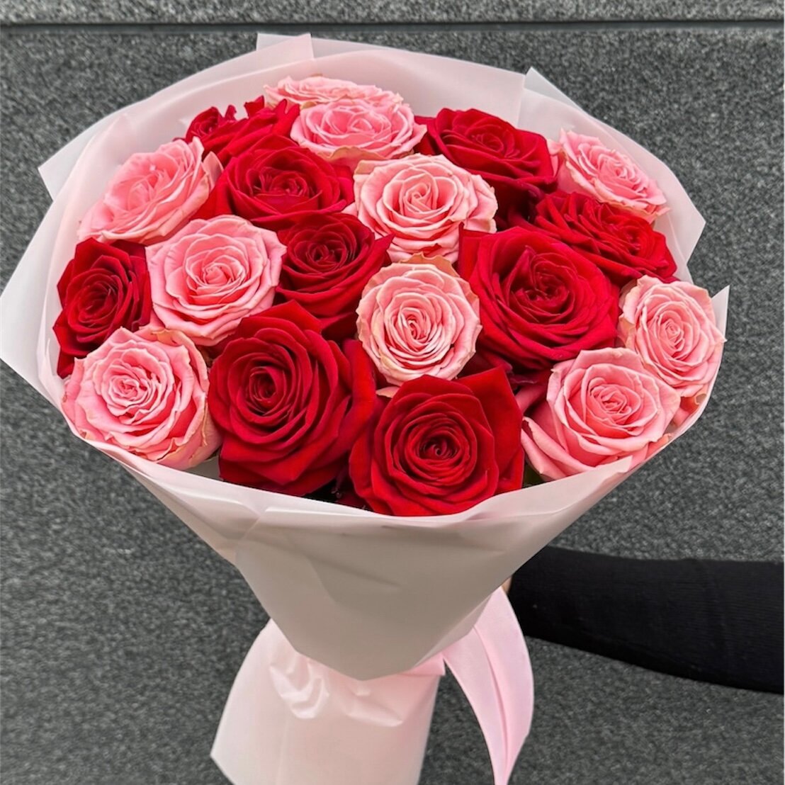 Букет из красных и розовых роз 21 шт, красивый букет цветов, шикарный, премиум цветы, премиум букет