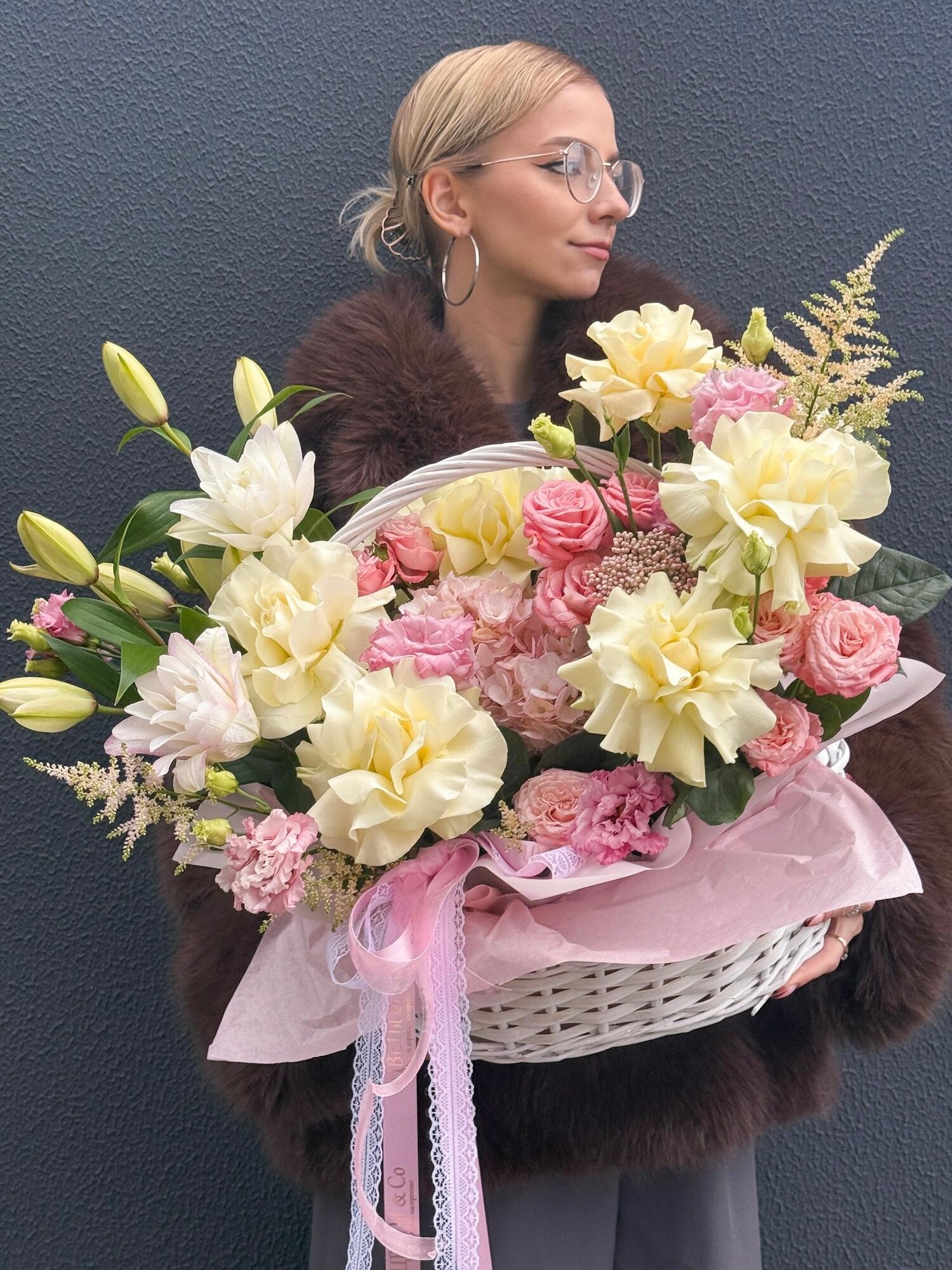 Нежная корзина с белыми французскими розами, лилией, эустомой "Трепетный момент"