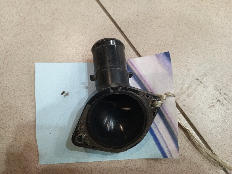 Крышка термостата от Toyota Corolla E150 2006-2013