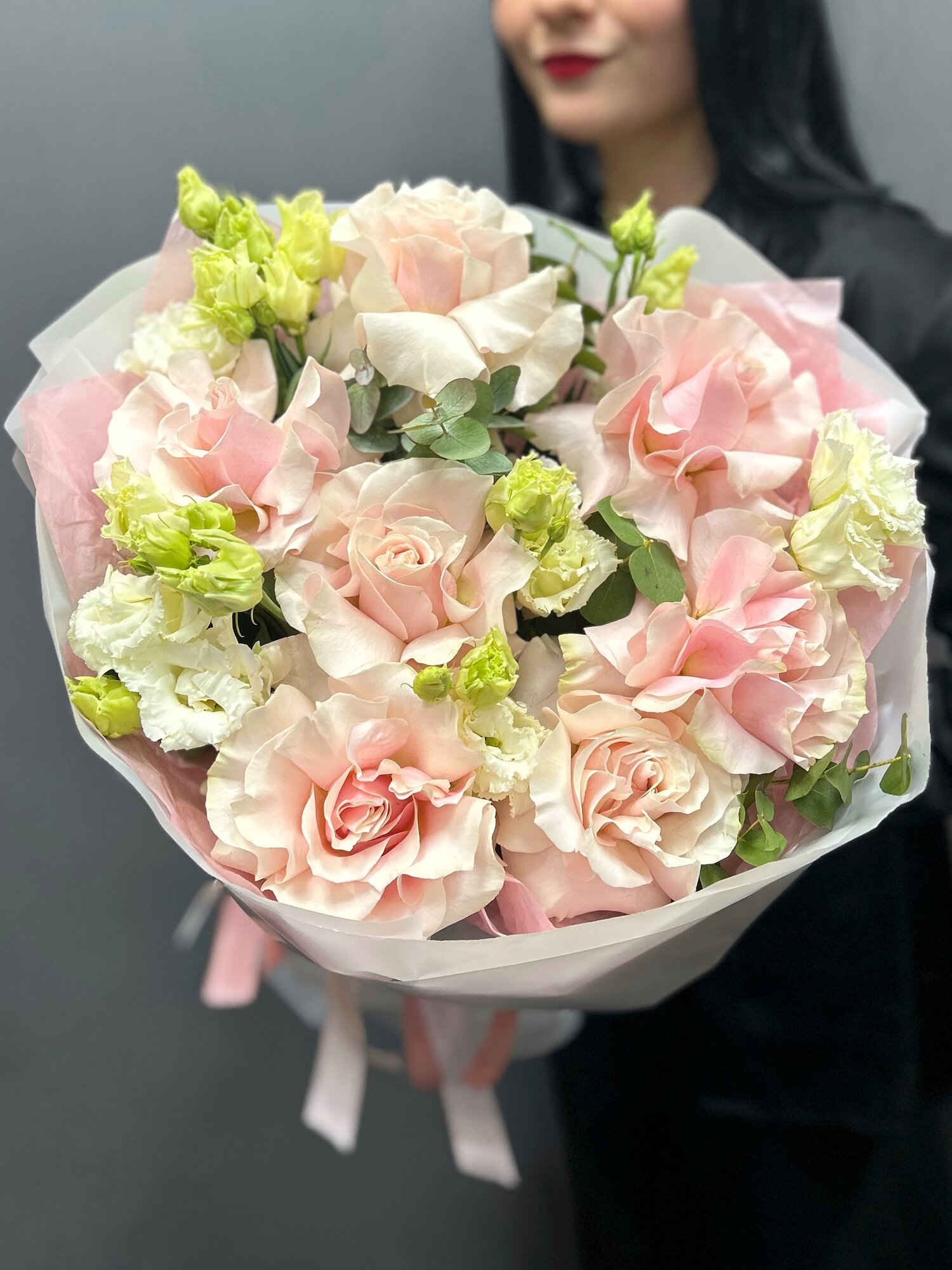 Нежный букет из французских роз , махровой эустомы и эвкалипта