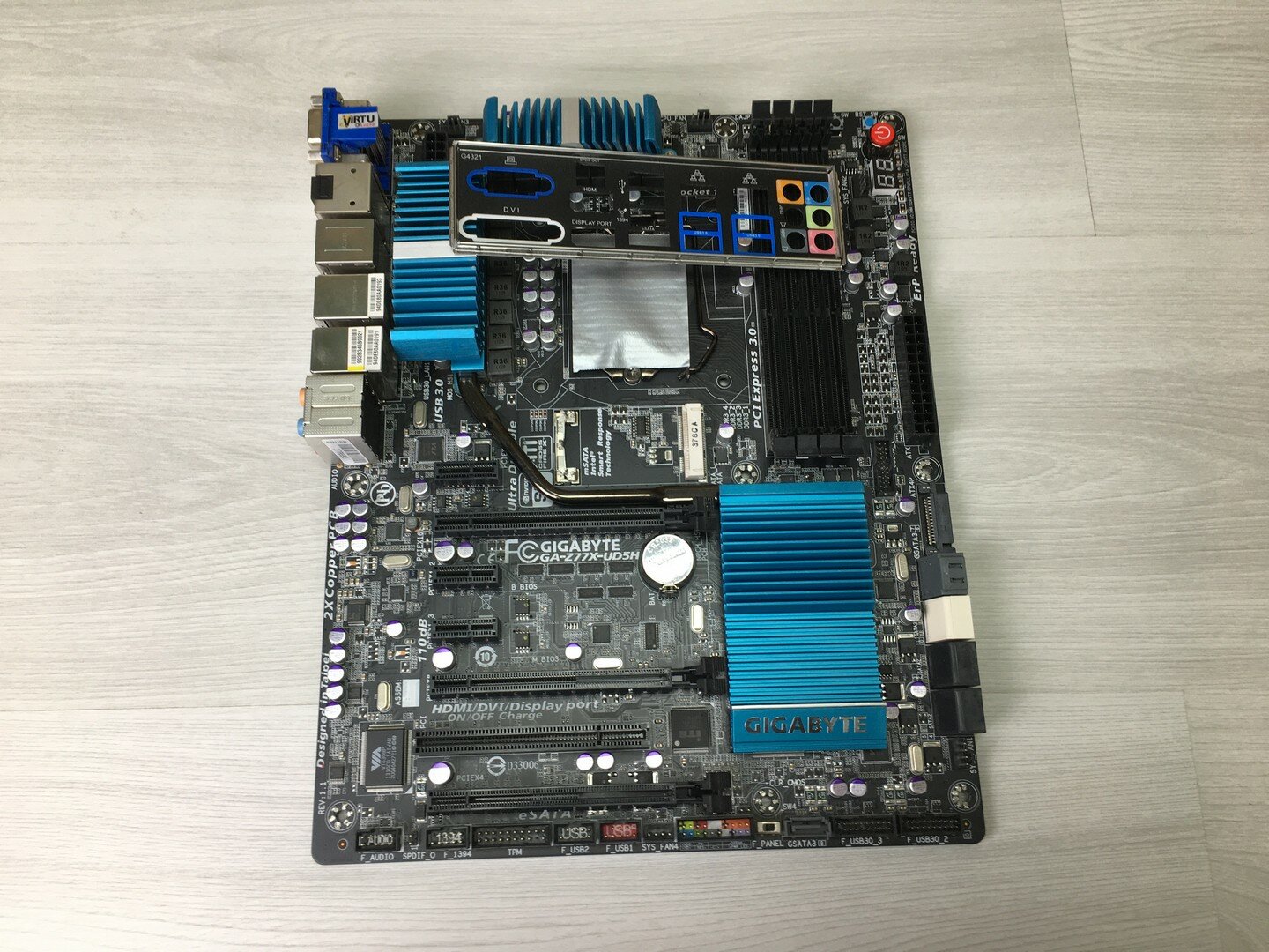 Материнская плата S-1155 Gigabyte GA-Z77X-UD5H Rev 1.1 Z77/4xDDR3/GbLAN/Sb/VGA/DVI/HDMI/DP/eSATA/1394/USB3.0/ATX