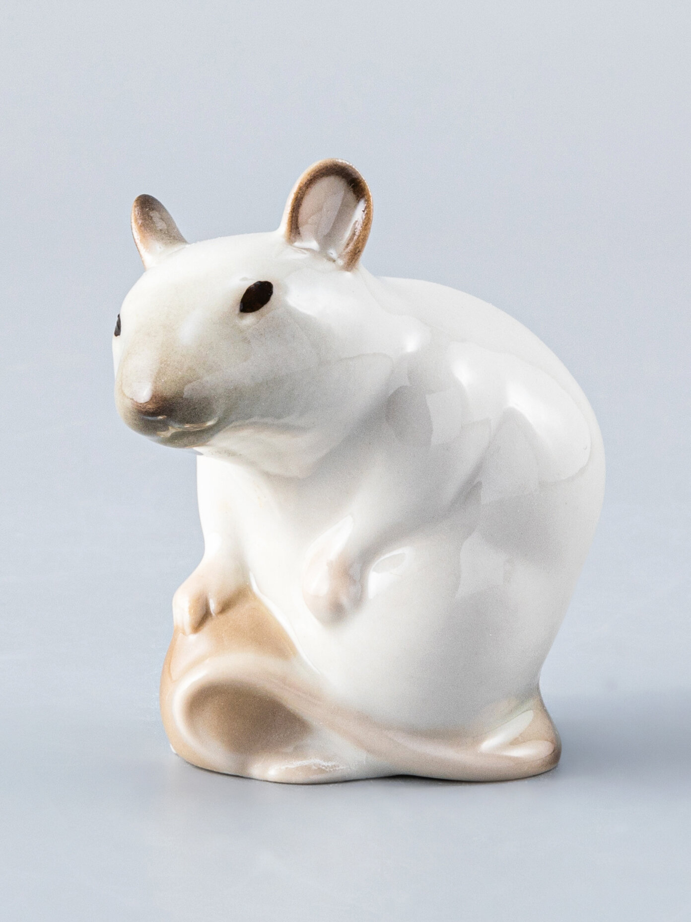 Статуэтка "Мышь с орехом" рис. Сиамская, 6.5 см Императорский фарфоровый завод