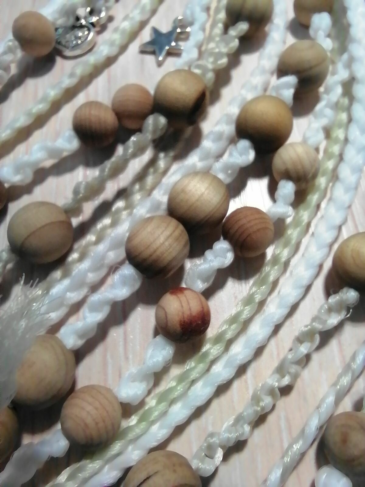 Резинка для волос с бусинами из можжевельника