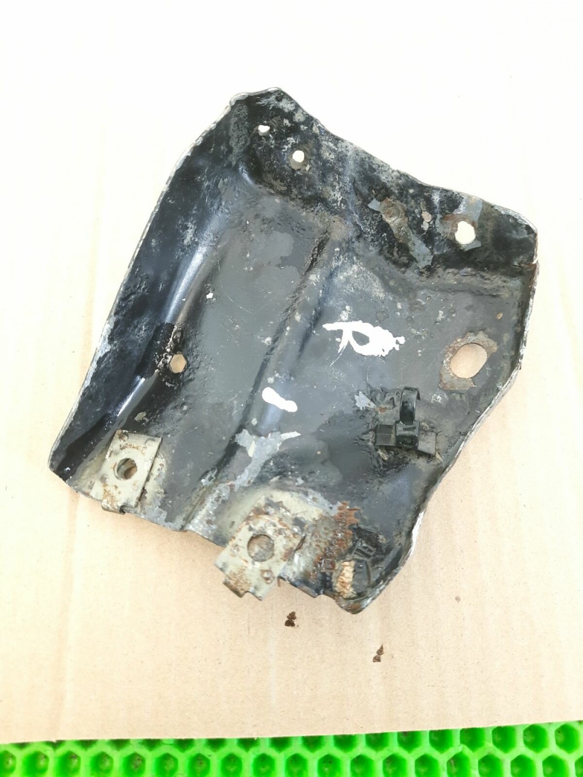 Кронштейн крыла Opel Astra H (2004—2007) 1110893