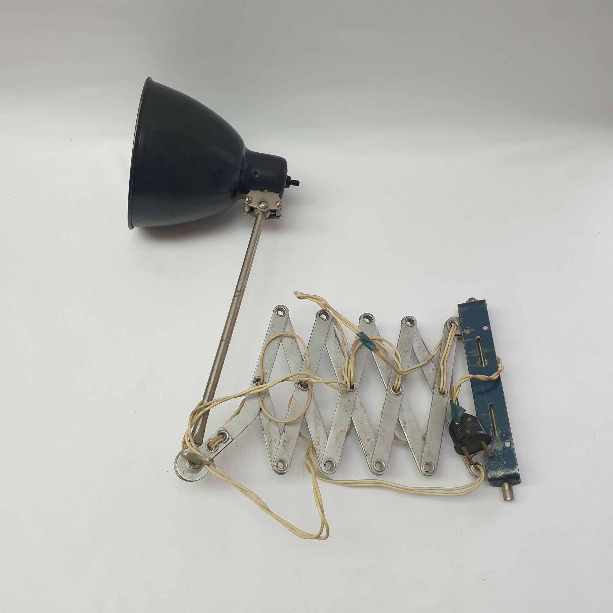 Винтажный светильник - пантограф на одну лампу, пластик, металл. следы времени, рабочий. СССР