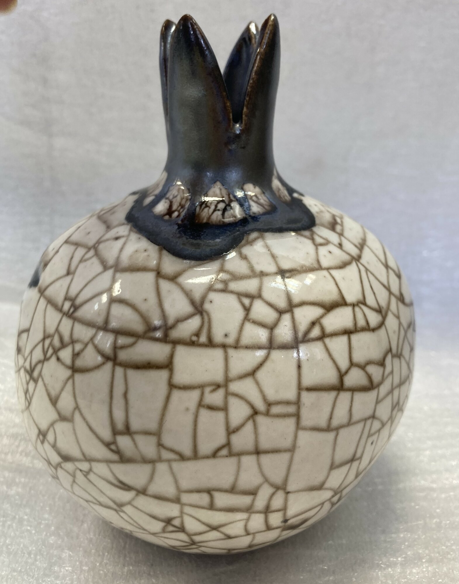 Арт-салон на Октябрьской дизайнерский арт-объект "Гранат малый белый кракле", 13x9х9 см, керамика, ручная работа;