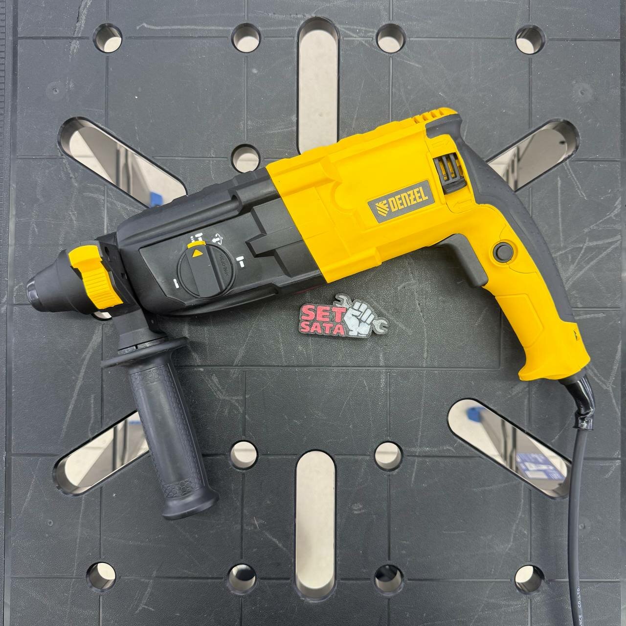 Перфоратор Denzel RHB-750-24 26604, электрический, SDS-плюс, 750Вт, 2.7Дж, 4 режима