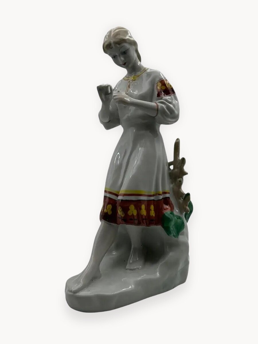 Фарфоровая статуэтка "Любит - не любит", автор Жникруп О. Л, 1973-1991 гг, Полонне, СССР (14) скол)