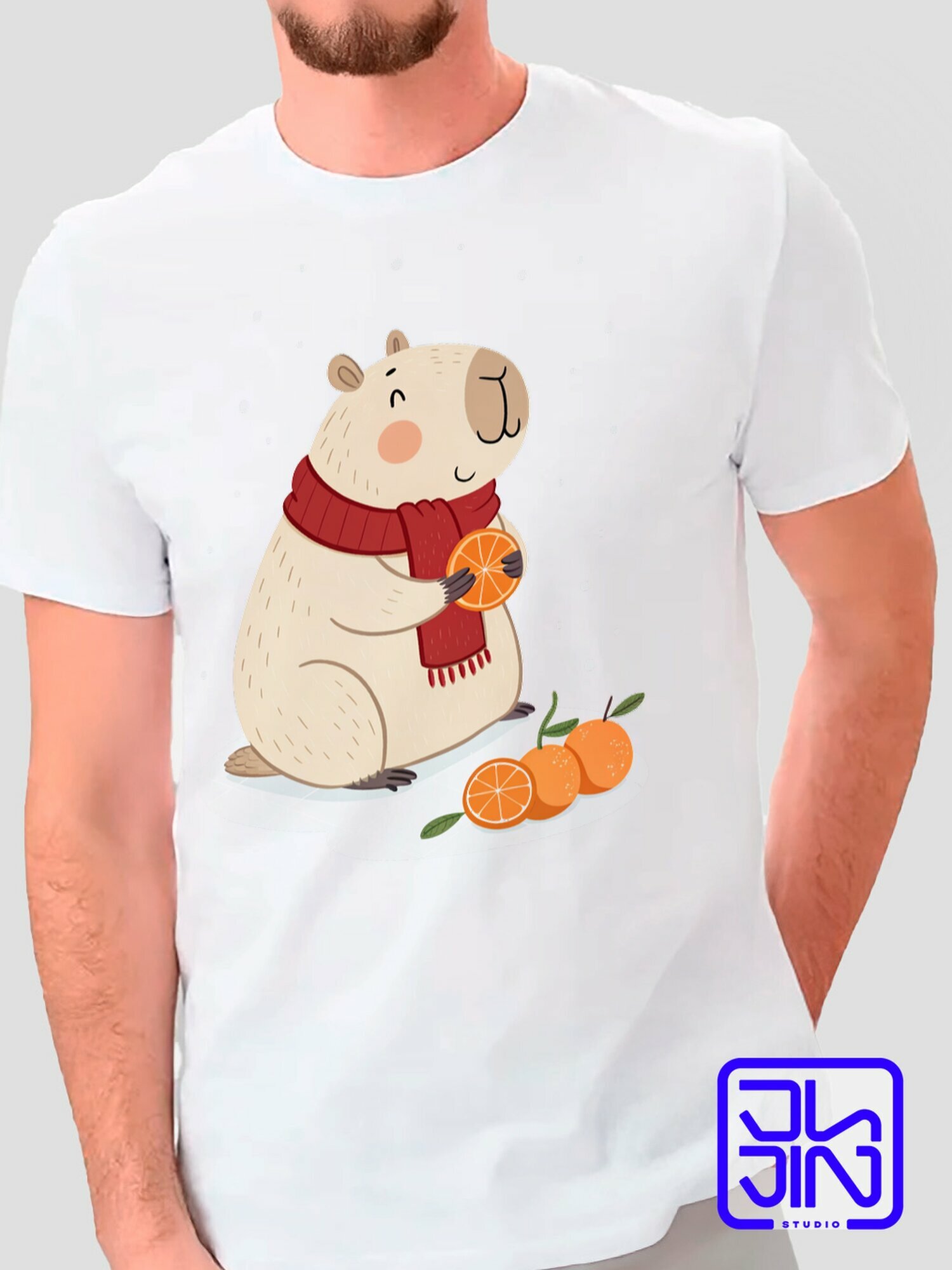 Футболка классическая мужская с авторским принтом Крутой бобр в красном шарфе с яркими апельсинами на бело-бежевом фоне, белый хлопковый трикотаж с прикольным рисунком на груди
