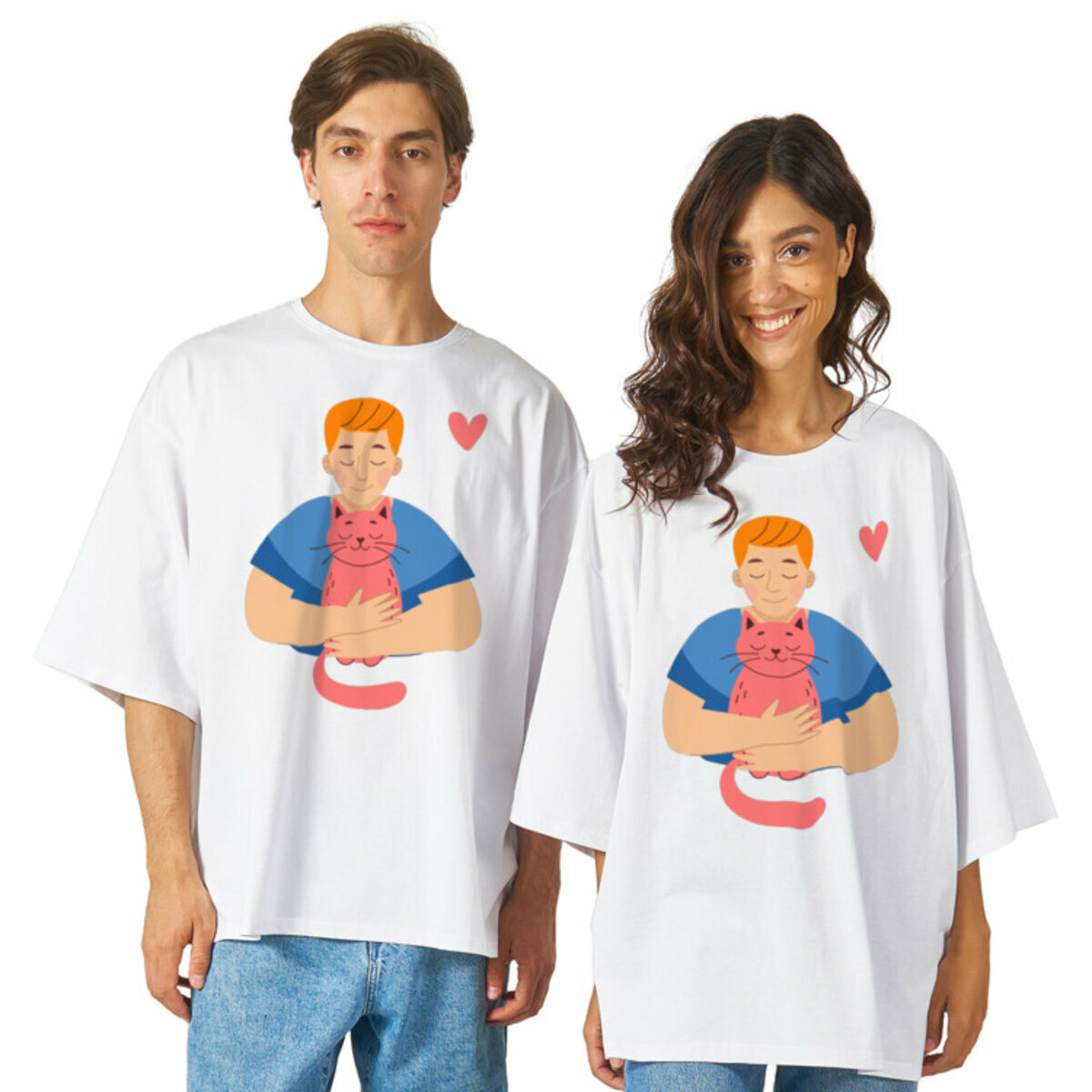 Футболка белая оверсайз «Мужчина обнимает розовую кошку с любовью»