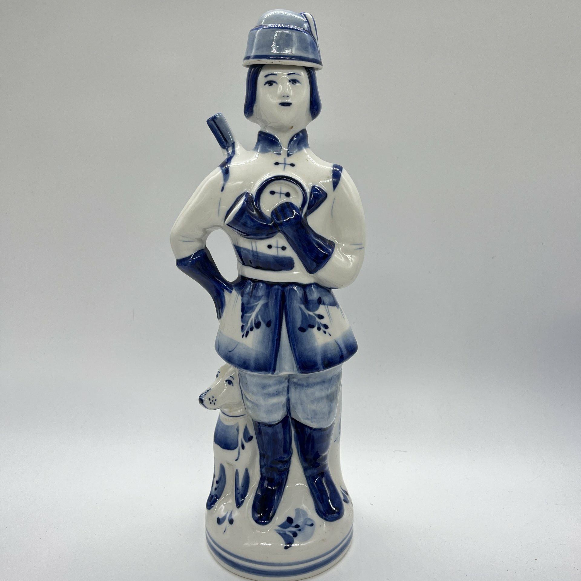 Штоф "Охотник с собакой", авт. Козловская, фарфор, роспись, Россия, 1990-2010 гг.