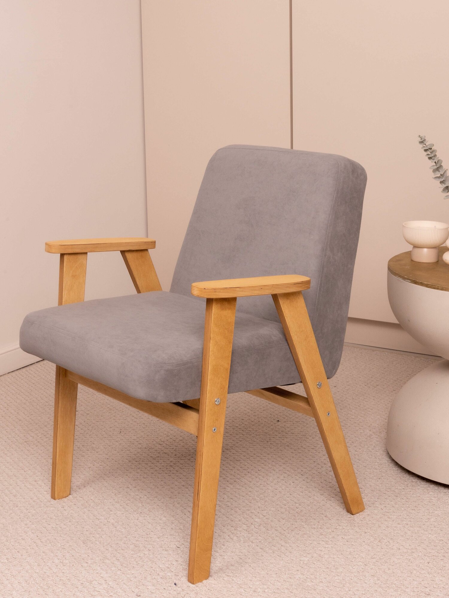 Кресло мягкое для дома и дачи Галант на высоких деревянных ножках с подлокотниками