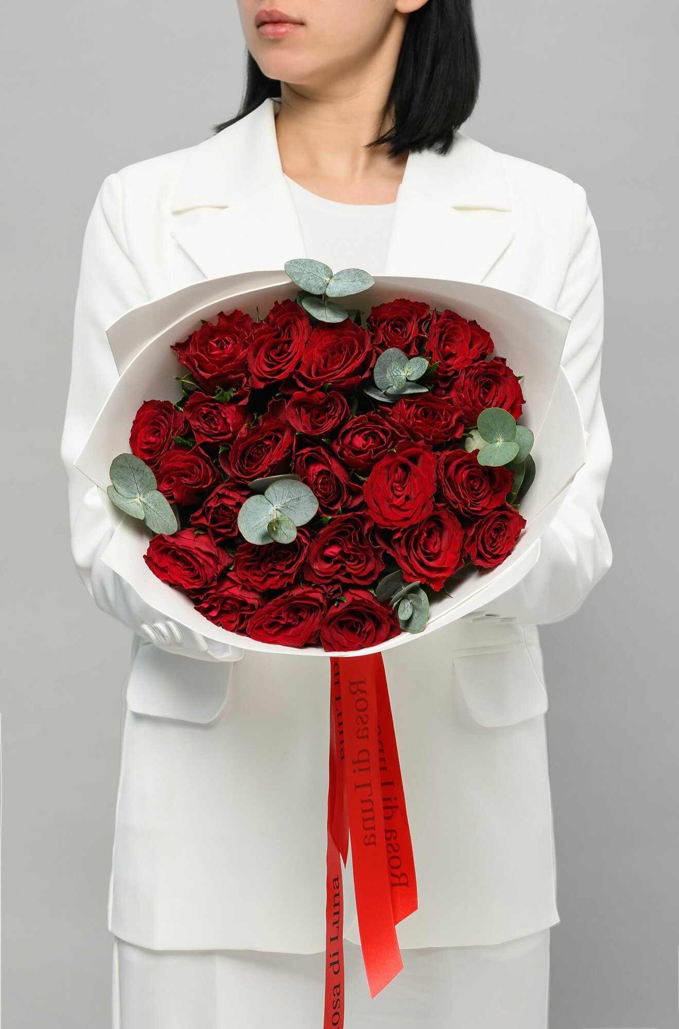 Букет из 25 Красных Роз Кения с Эвкалиптом, в белой упаковке