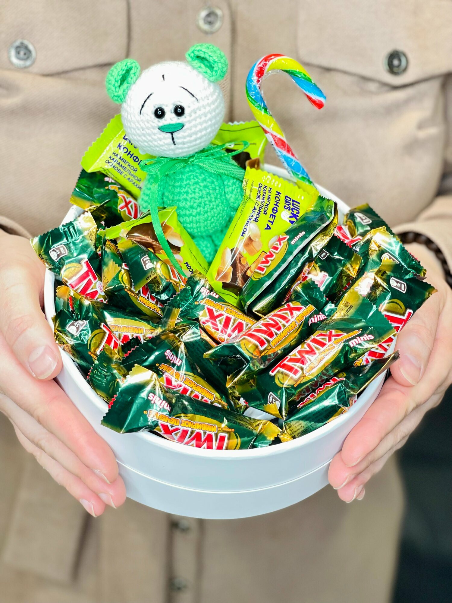 Подарочный набор на 8 марта для девочки и любимой: игрушка ручной работы и Твиксы