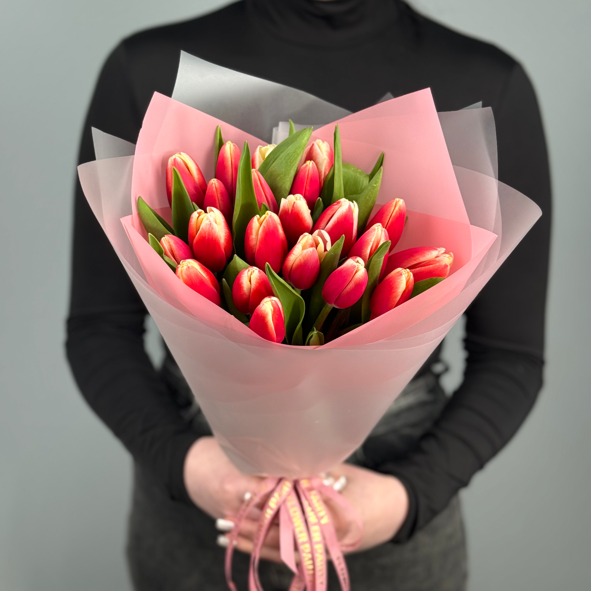 Букет из 21 красных тюльпанов в стильной упаковке. «365 Поводов» - живые цветы с доставкой