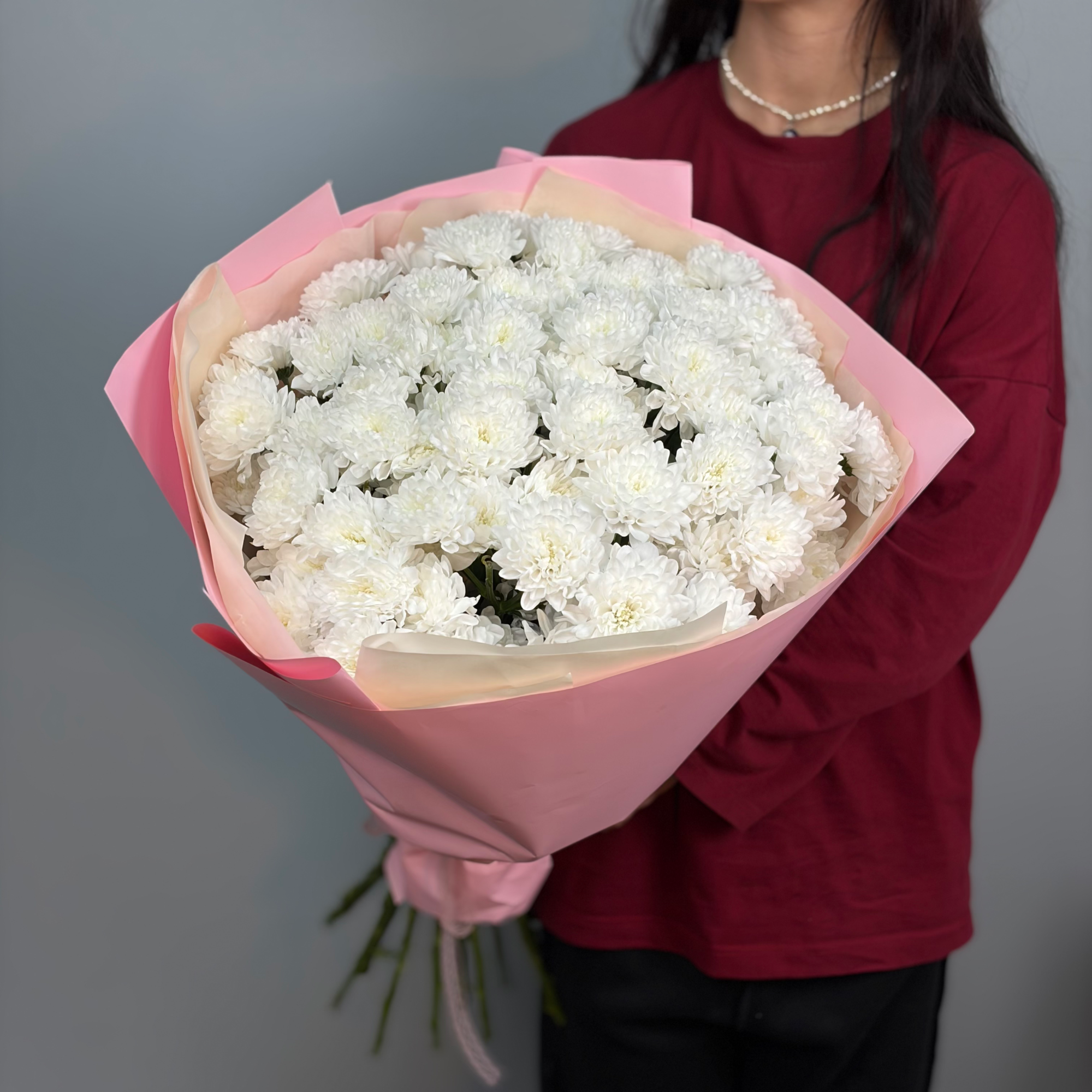 Букет из 15 белых кустовых хризантем в стильной упаковке. «365 Поводов» - живые цветы с доставкой