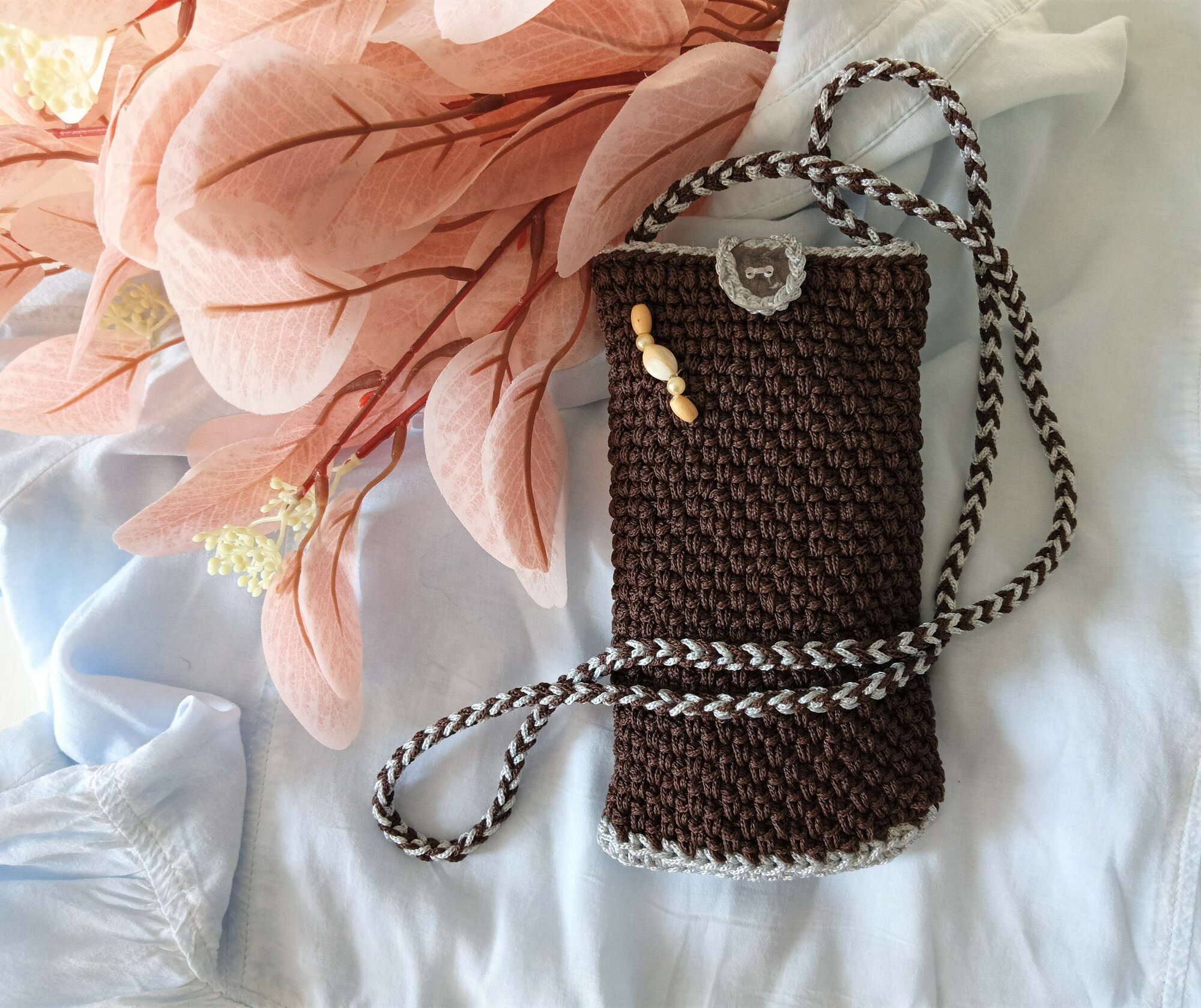 Стильный чехол для смартфона через плечо, вязаный, ручная работа, полиэстер, цвет шоколадный, тёмно-коричневый.