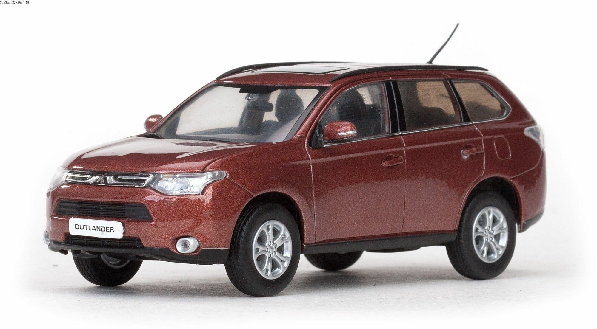 Модель автомобиля Mitsubishi Outlander из сплава в масштабе 1:43, седан, жемчужно-белый, 15162