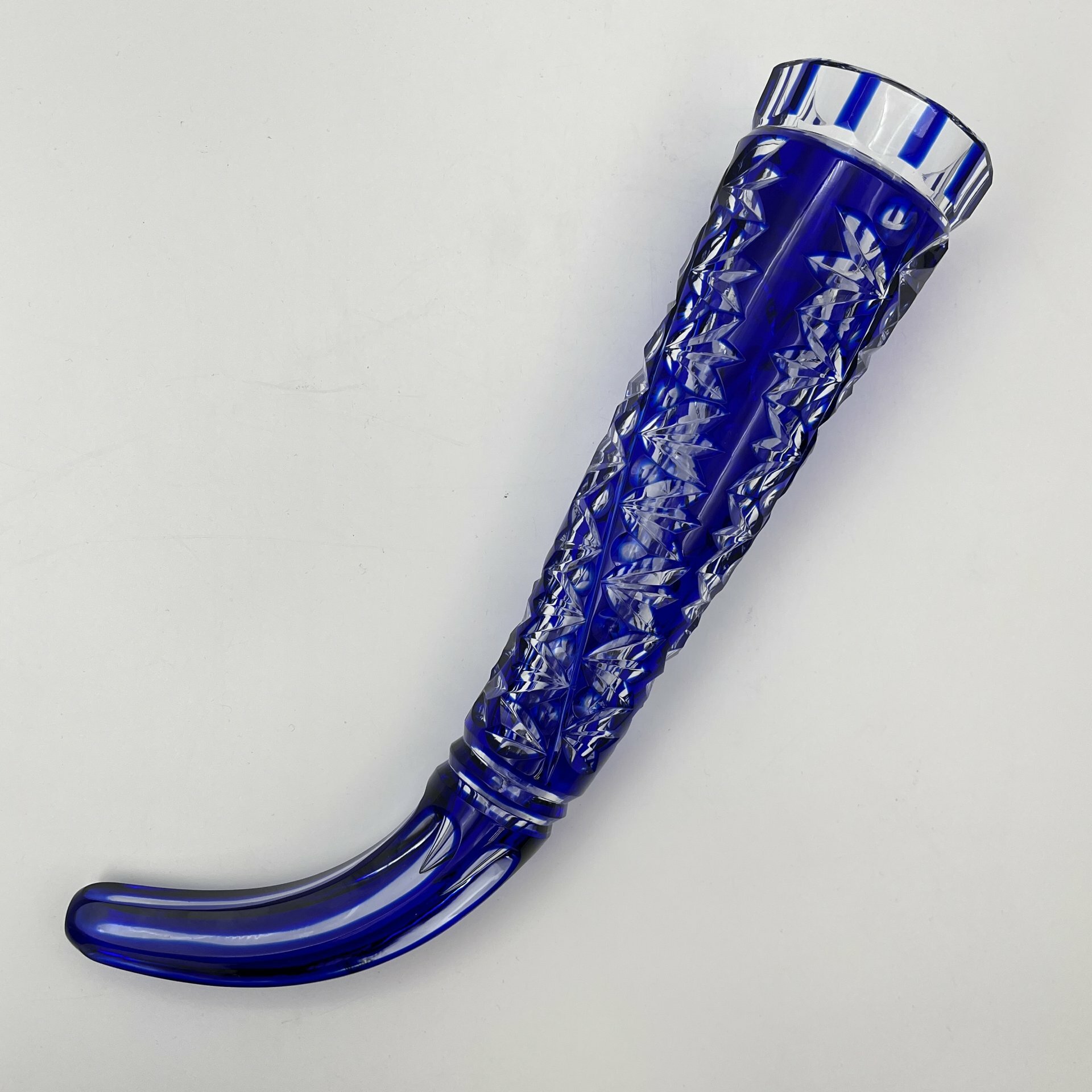 Кубок кобальтового оттенка в виде рога, украшенный резным рельефным декором