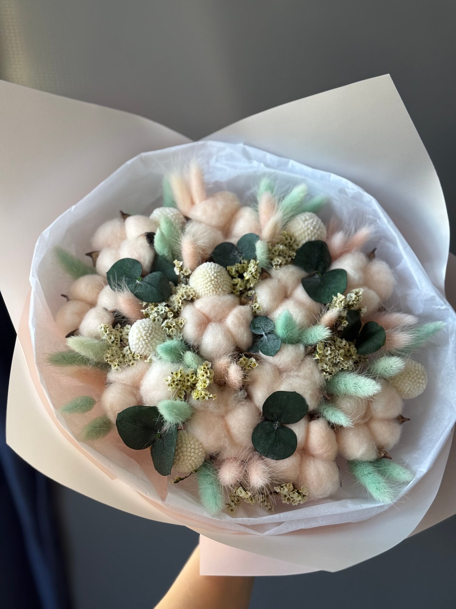 Букет из сухоцветов и стабилизированных цветов персиковый