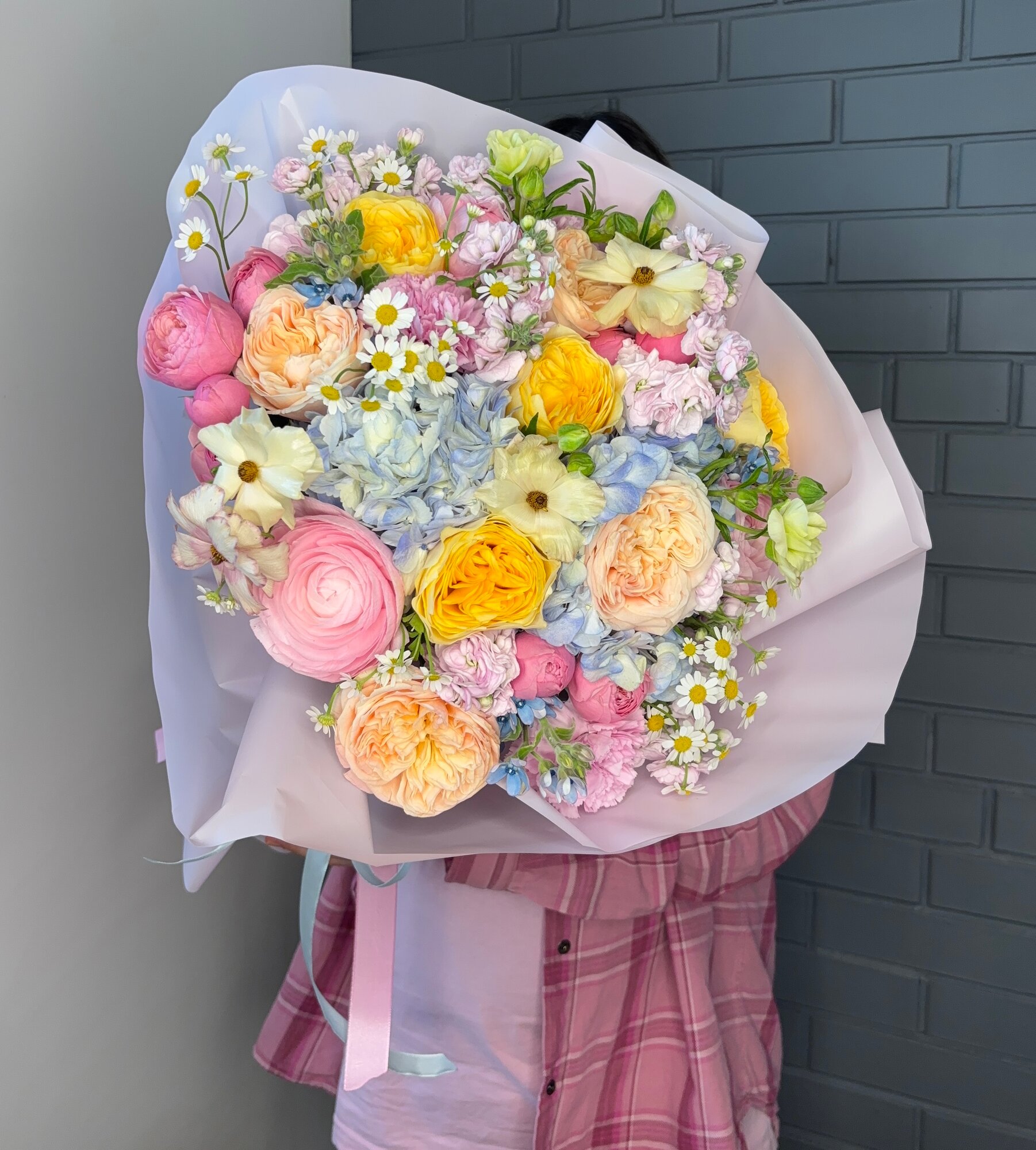 Дофаминовый трендовый букет Wow-эффект (ранункулюсы, гортензии, ромашки, пионовидные розы)