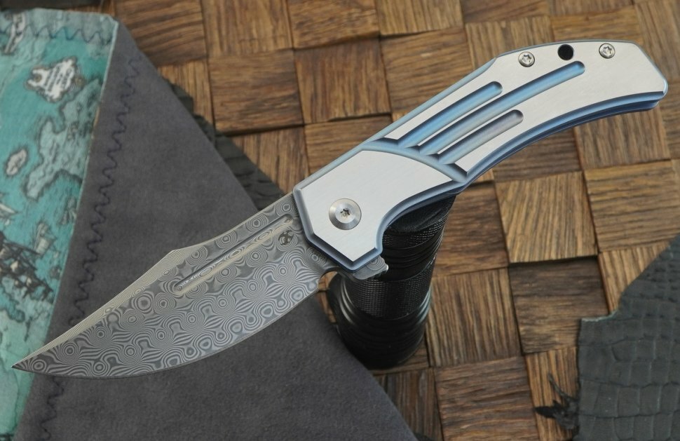 Складной нож Kansept Knives Orion, клинок дамаск, рукоять титан синее анодирование