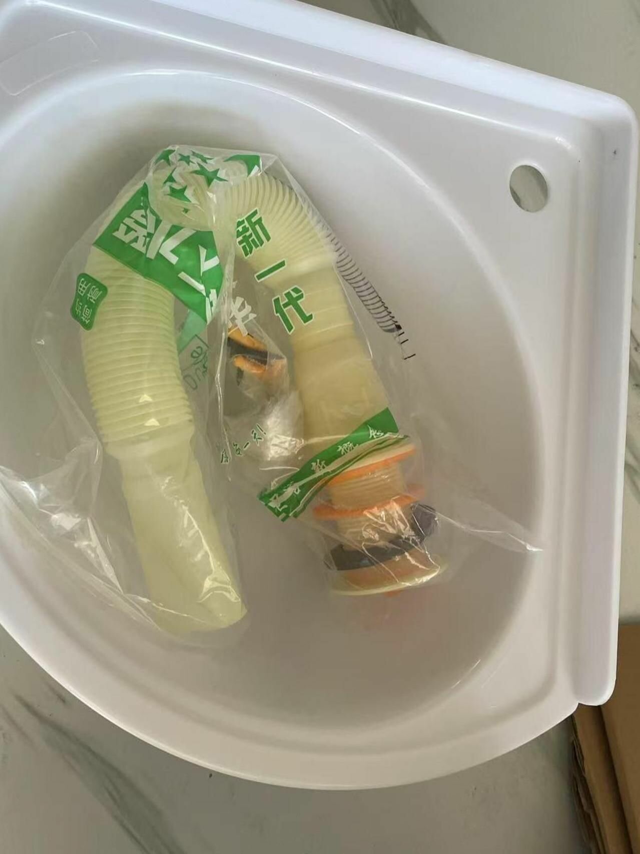 Угловая раковина для маленькой ванной