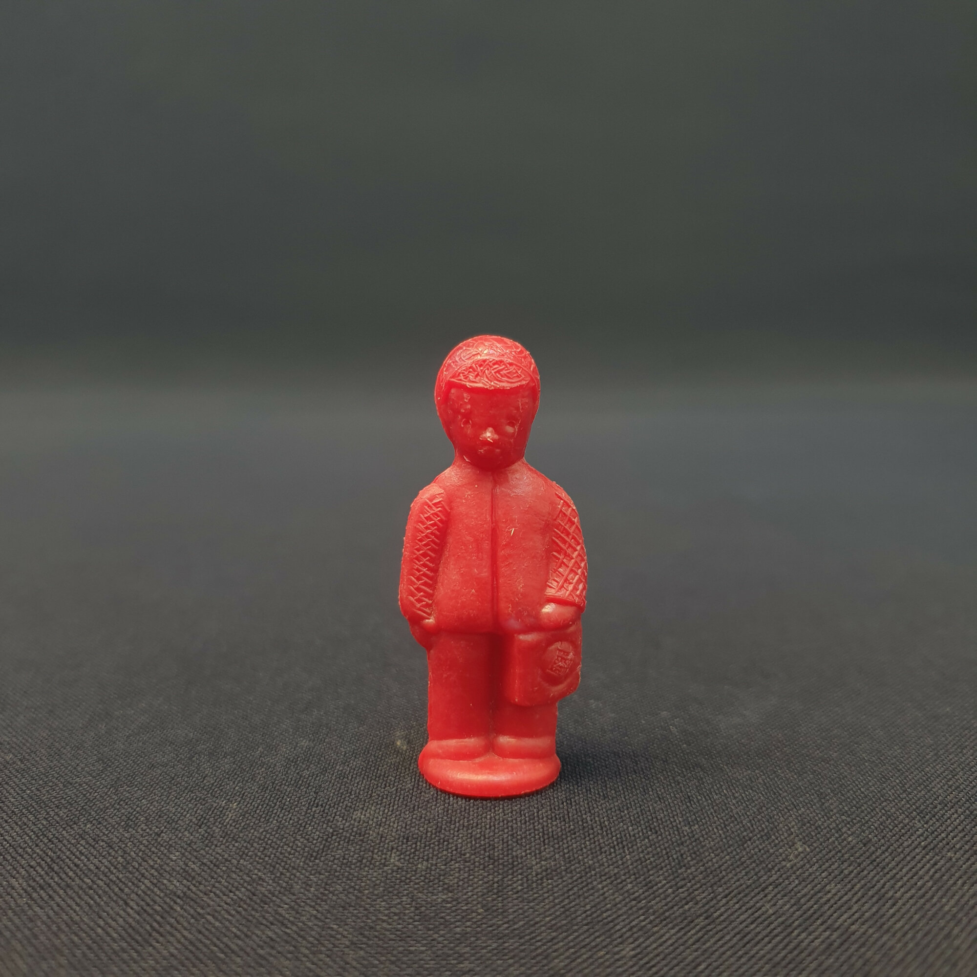 Винтажная миниатюрная фигурка школьника. Игрушка СССР из пластмассы для коллекции и декора