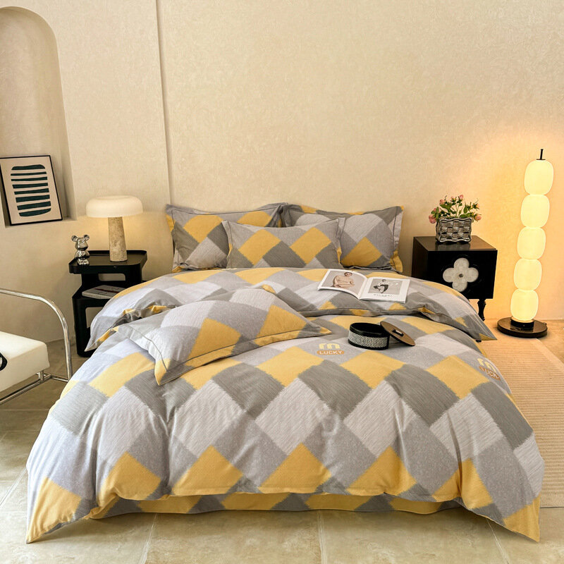 Осенне-зимний четырехпредметный комплект простого утепленного постельного белья из полиэстера и хлопка с принтованными простынями и пододеяльником от Nantong Home Textiles.