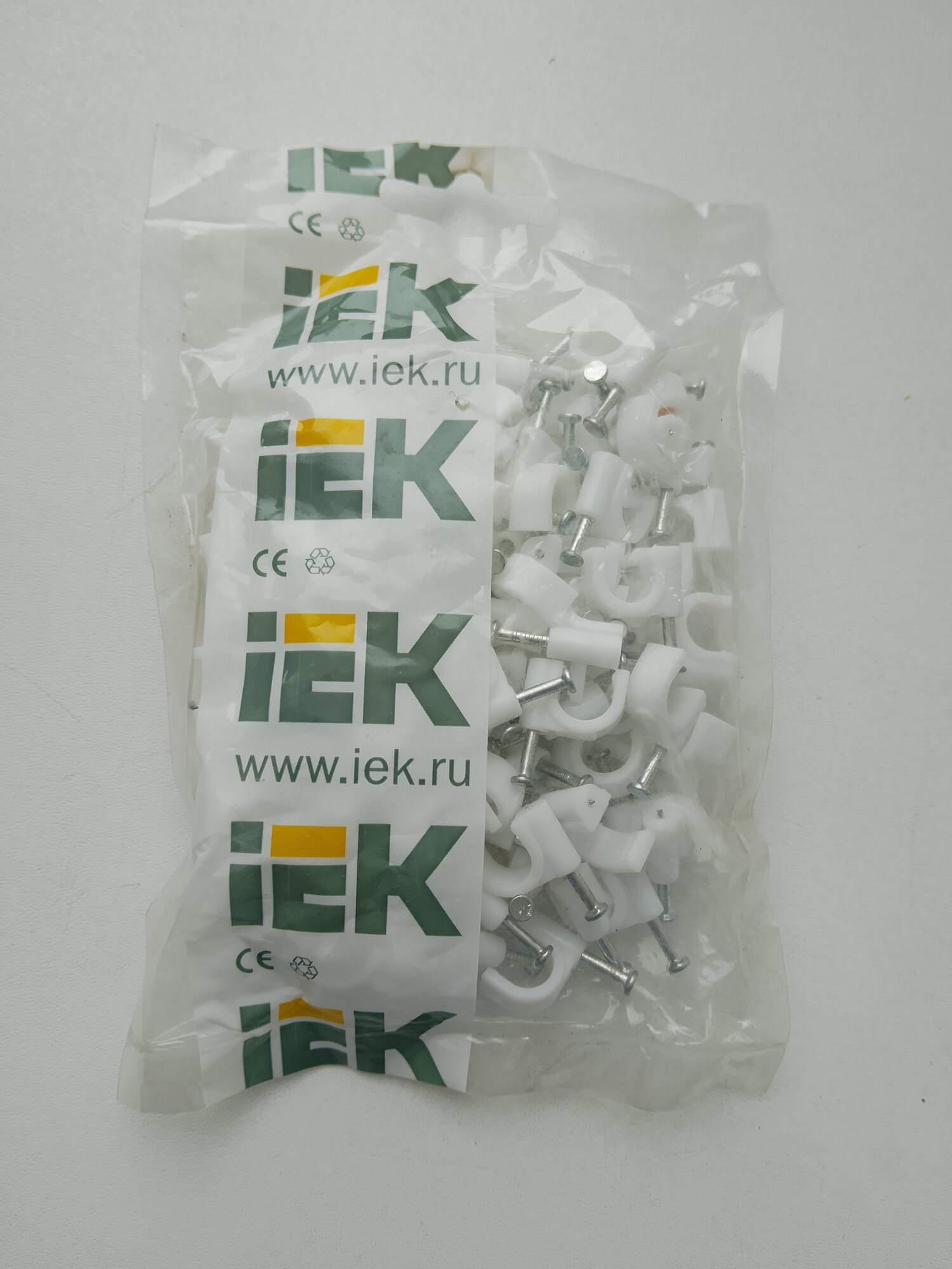 Скоба круглая пластиковая с гвоздём 8 мм "ИЭК" цвет белый в паковке 100 штук.