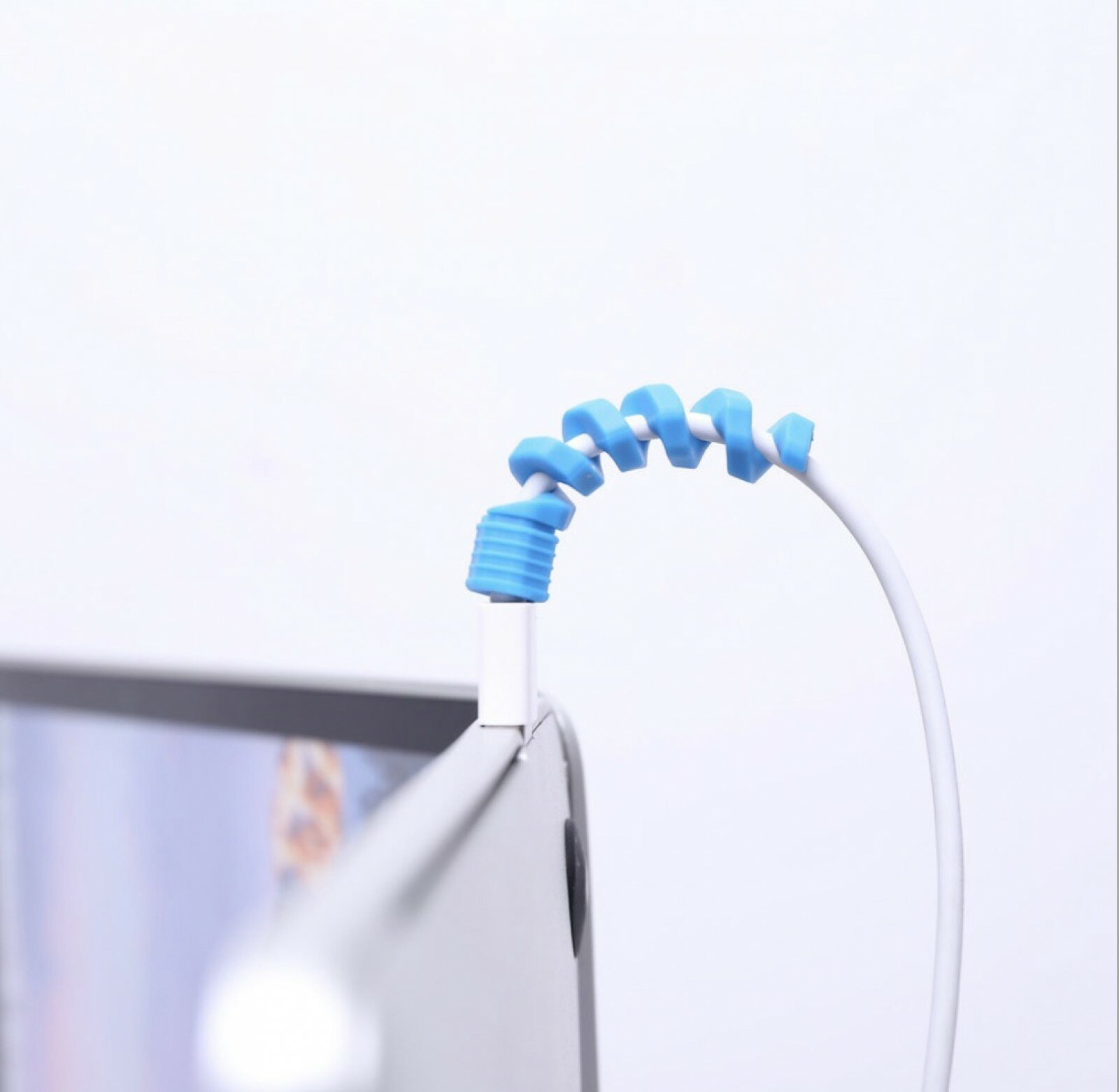 Кабельный зажим MyPads противо-износный для защиты кабеля от перегиба светло-голубой