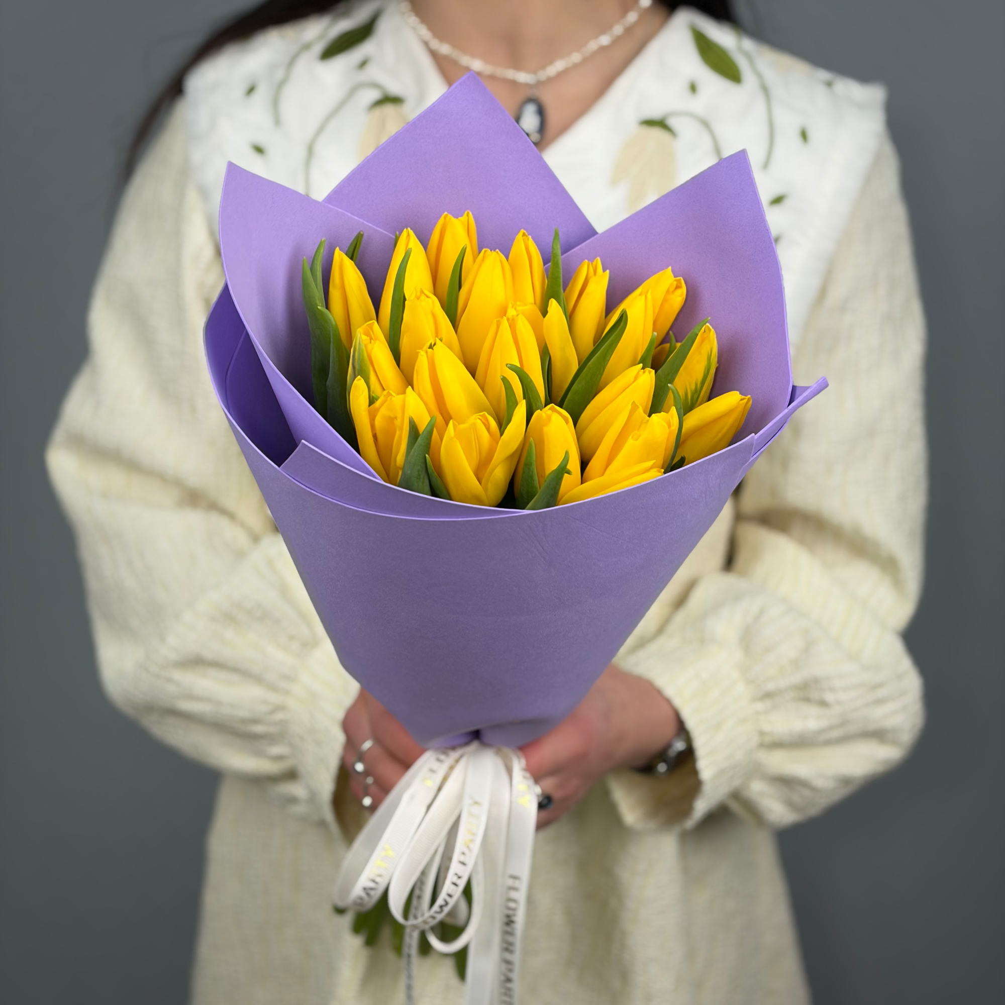 Букет из 21 желтых тюльпанов в стильной упаковке. «365 Поводов» - живые цветы с доставкой
