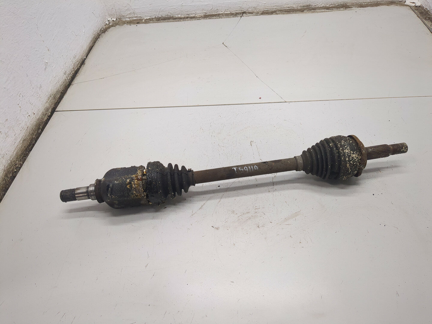 Полуось (вал, шрус) левая передняя Toyota Auris E15 Б/У