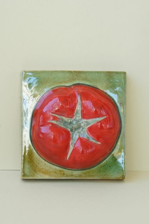 Помидор. Дивный урожай. Панно, изразец, настенный декор, плакетка, украшение настенное интерьерное. Ярославская майолика. Керамика ручной работы. Сделано в России.