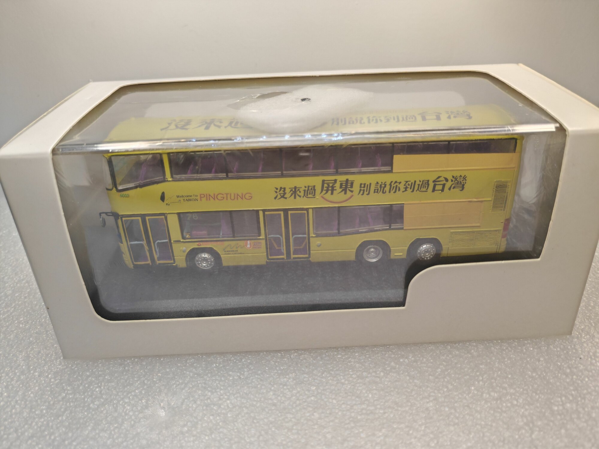 Модель автобуса NEOPLAN с двумя этажами в масштабе 1:76, обслуживающего несколько маршрутов Гонконга, изготовленная из литого под давлением металла.