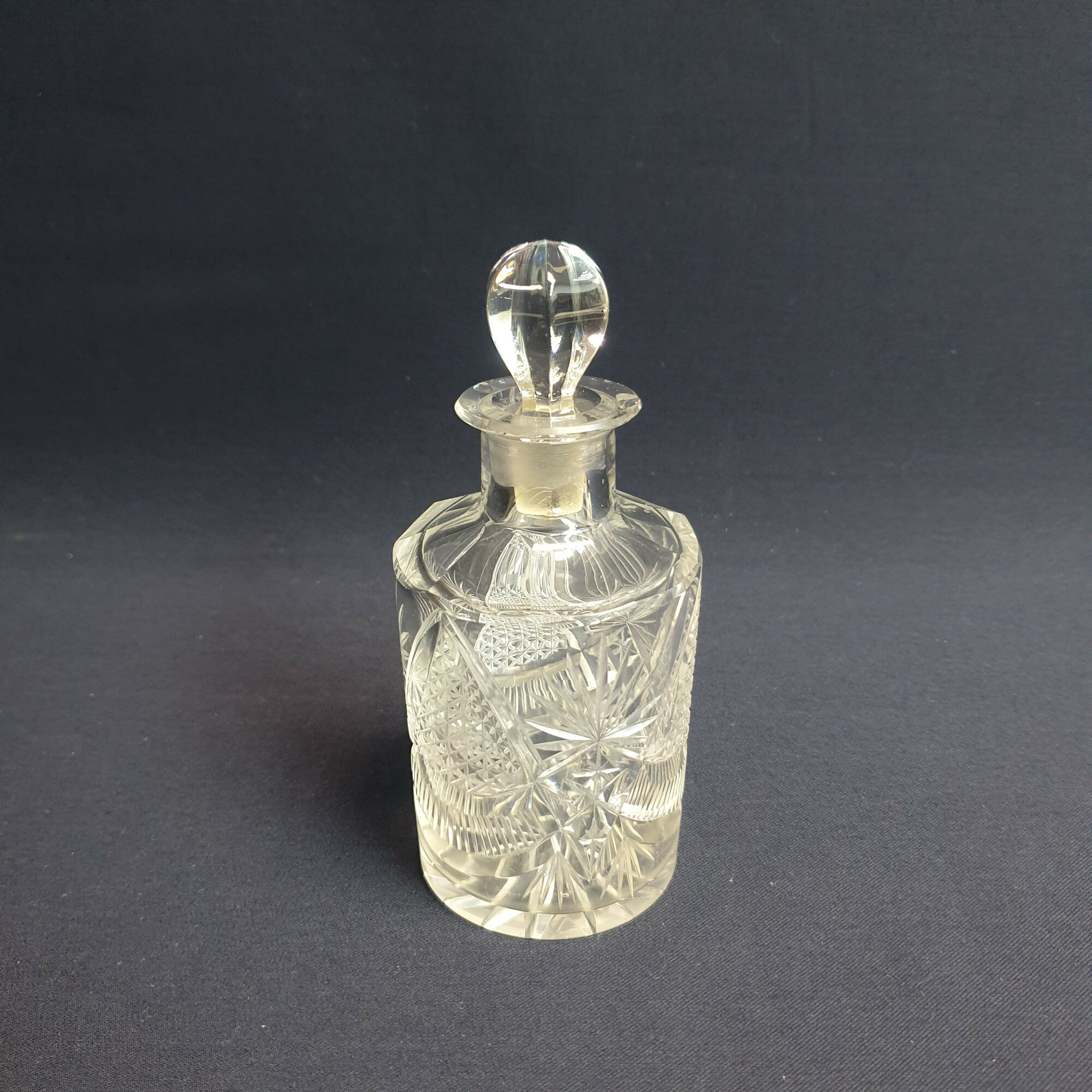 Флакон винтажный, хрустальный, парфюмерный, высота 14 см. СССР.