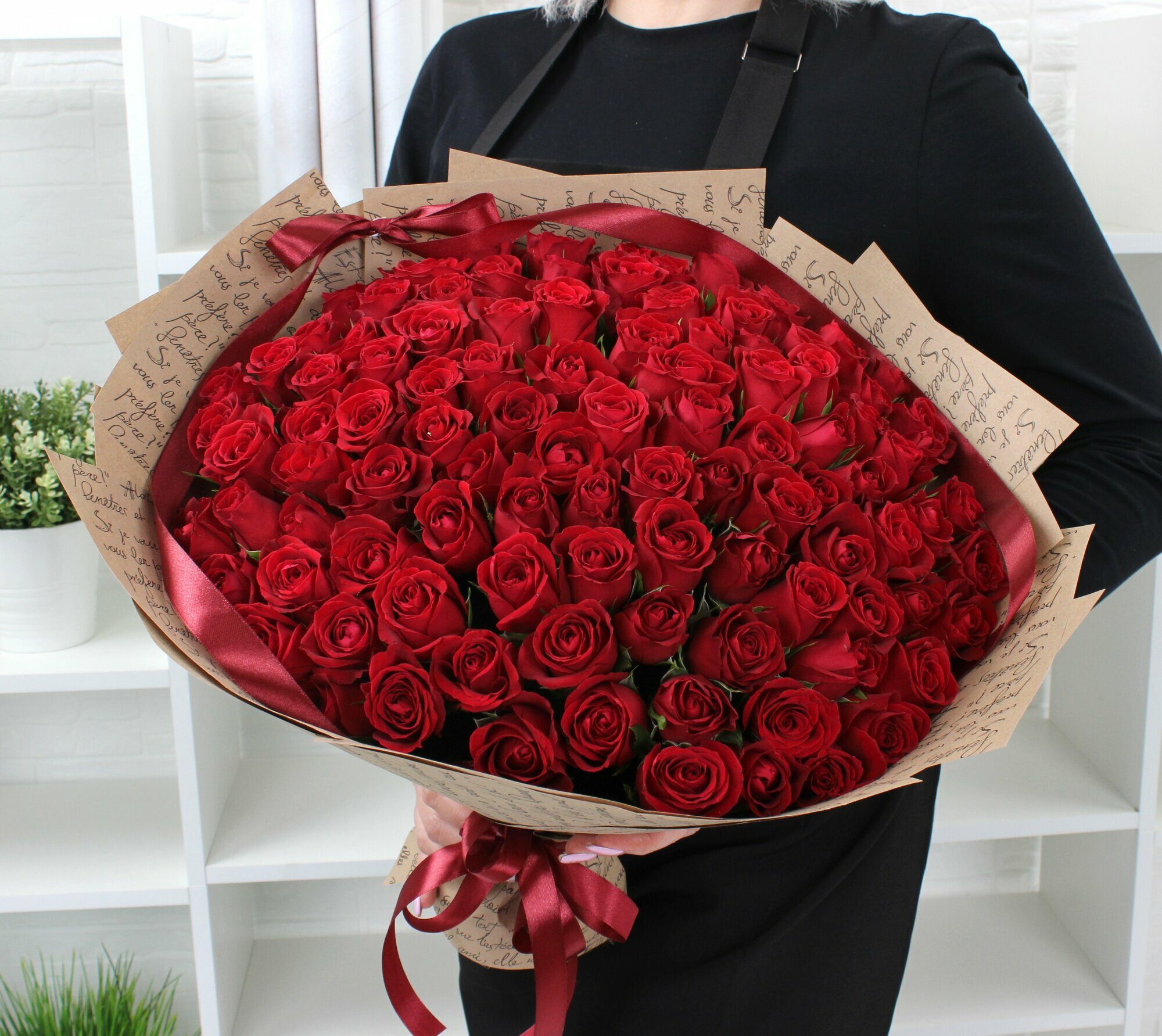 Монобукет THE FLOREAL красная роза 101 штука, высота 40 см, с бантом