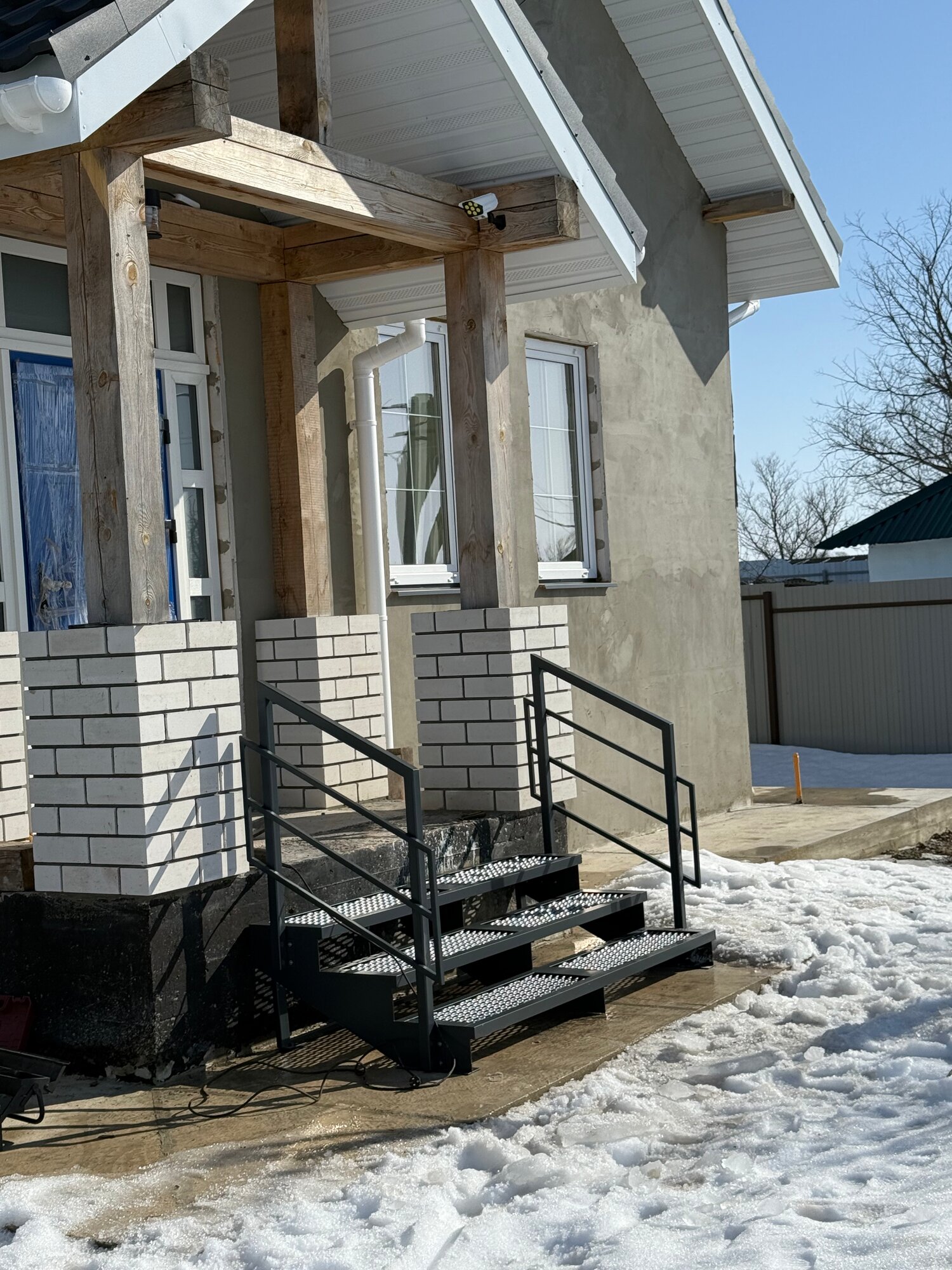 Лестница-крыльцо 3 ступени , с ступенями из ПВЛ, ограждения с двух сторон. Ширина 1,5 метра. Высота 45 см.