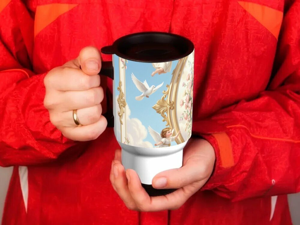 Тремокружка для авто с принтом "Ангелы и цветочная рама в облаках. Нежная небесная композиция в пастельных тонах: витиеватое золотое обрамление, розовые и белые цветы." 0.5 л.