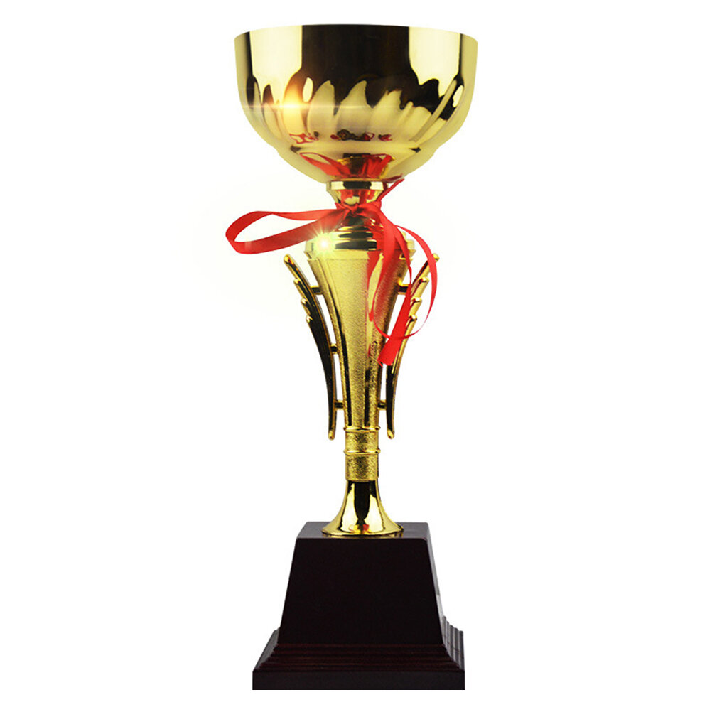 Золотой спортивный трофей из металла для церемонии награждения на соревнованиях