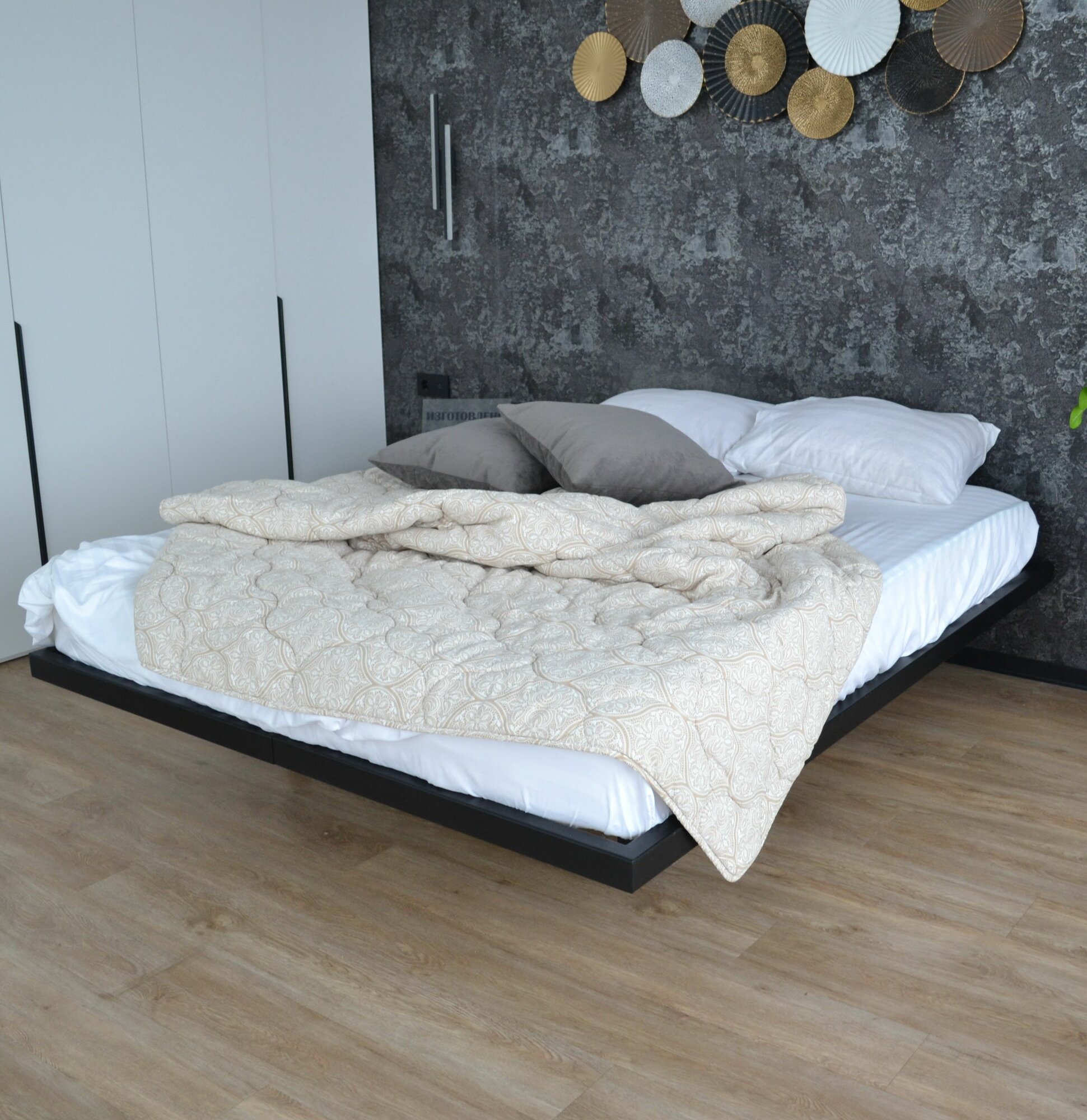 Парящая кровать Борнео с металлическим основанием