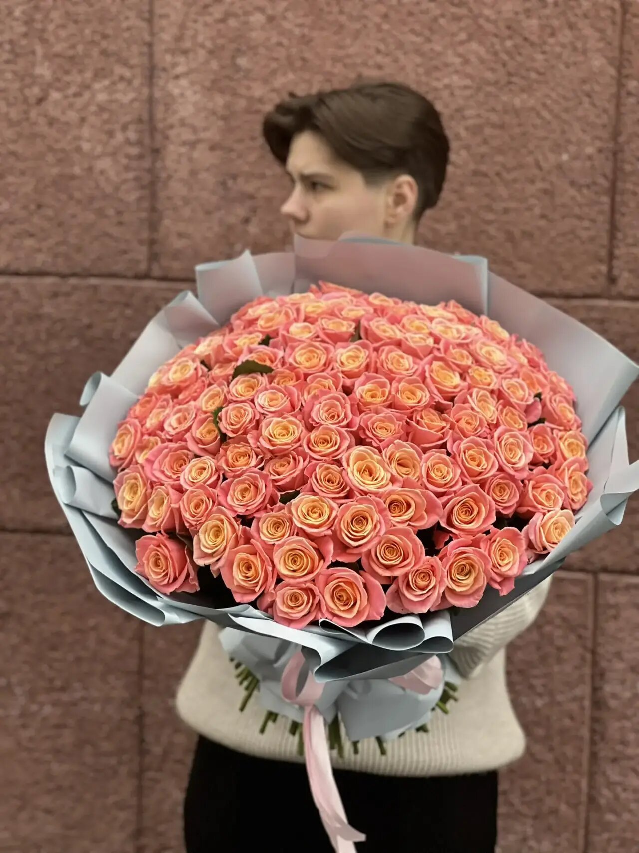 Монобукет, розы 101шт, высота 40см, в стильной плёнке, цвет розовый