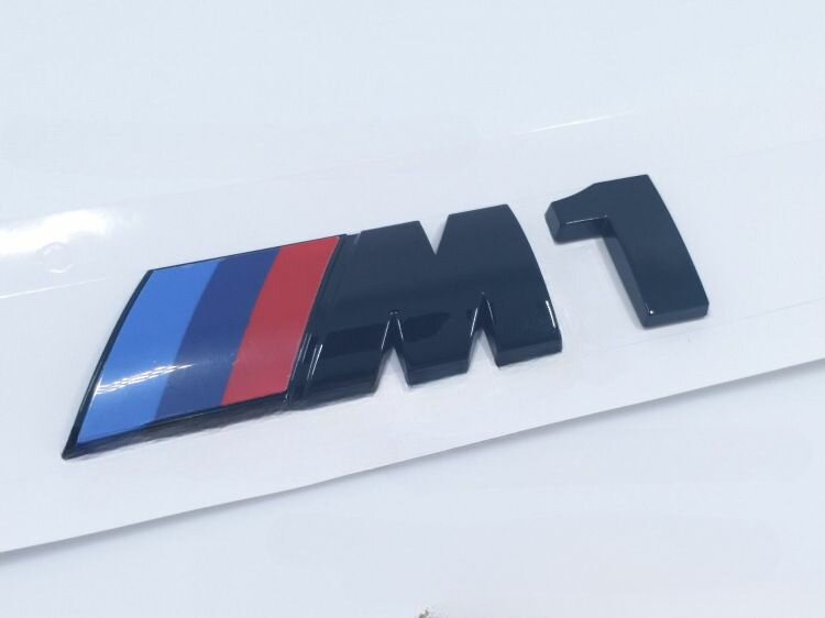 Эмблема BMW M1